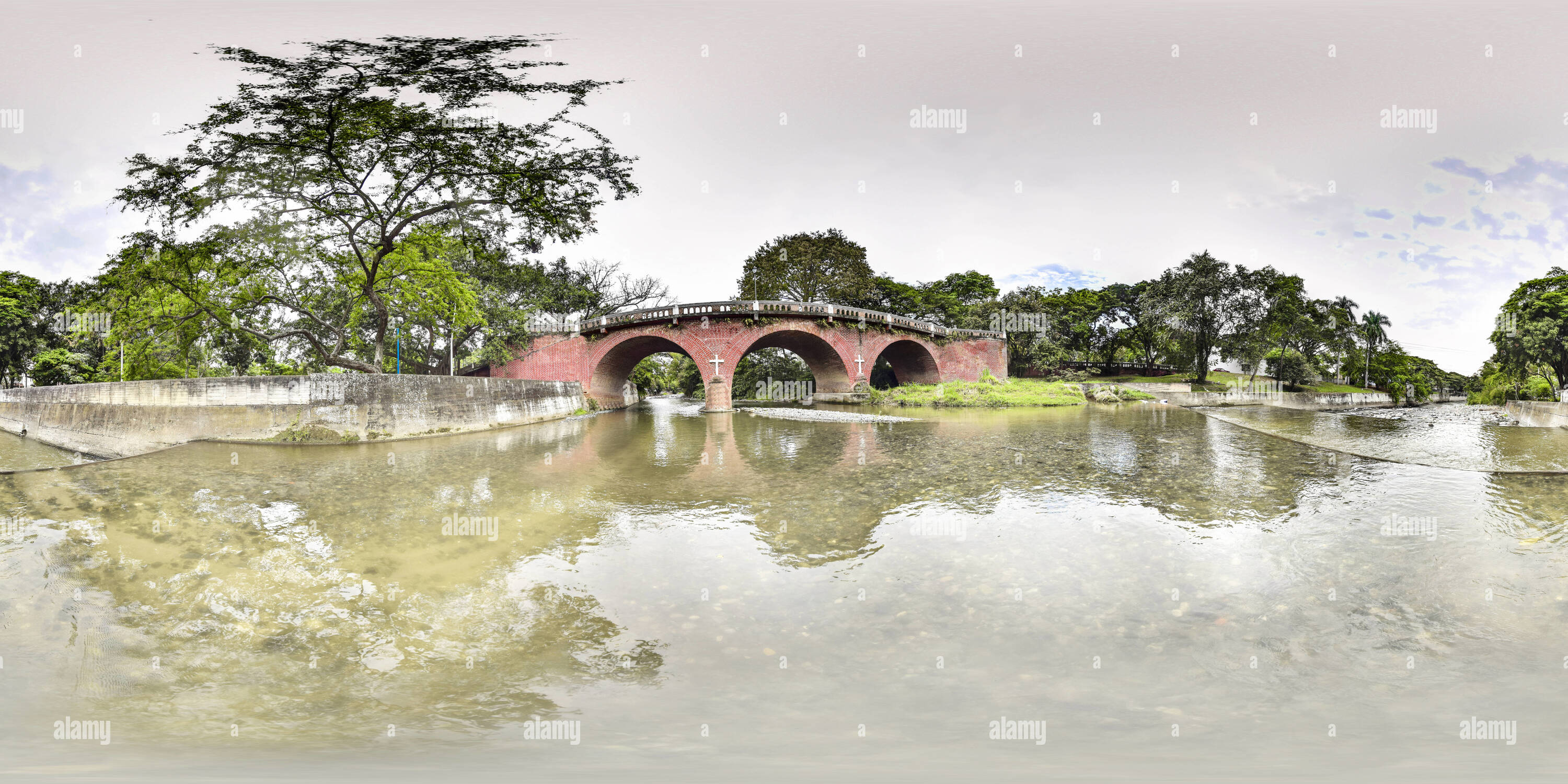 360° view of Liberty Bridge seen on the water in Colombia - Alamy