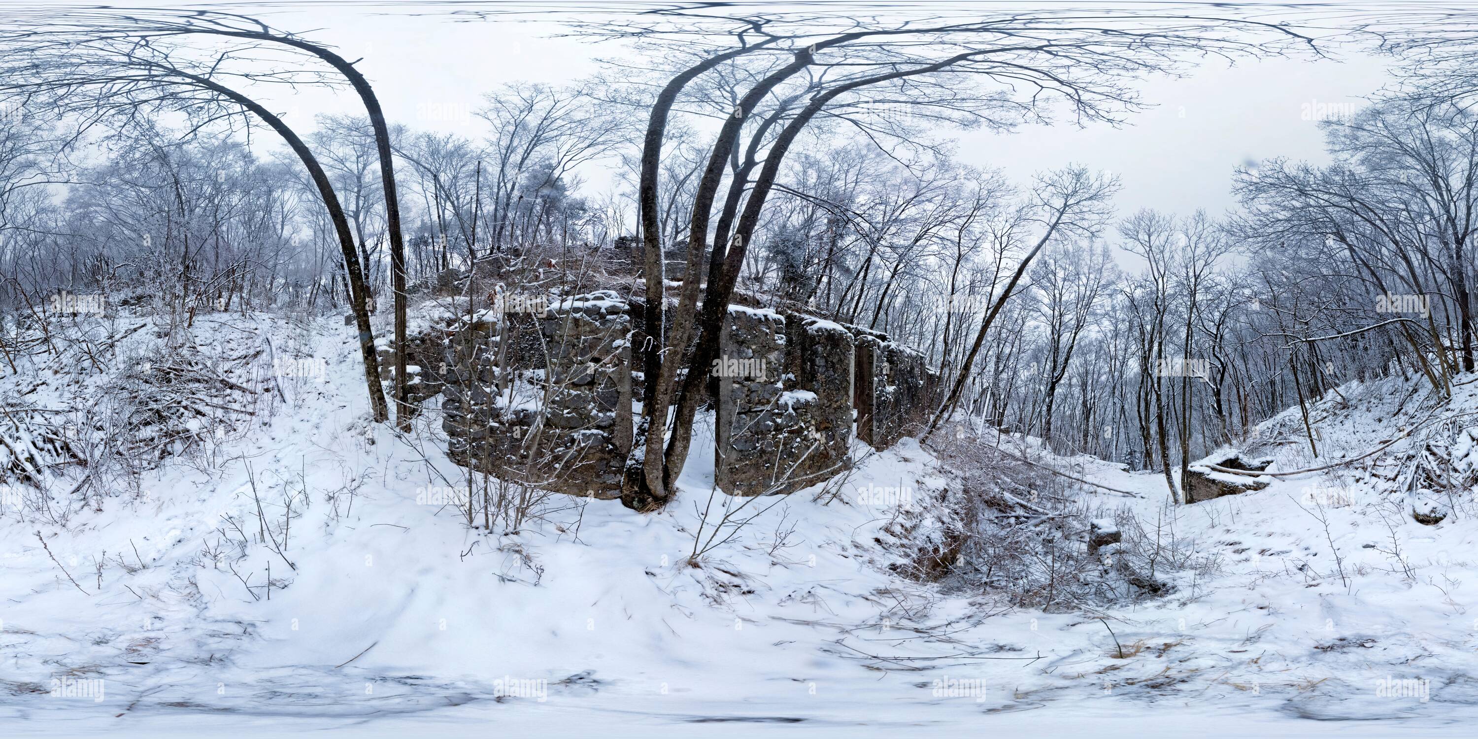 360° view of Italian vestiges of the Great War at Dos de la Zoca. Mount ...