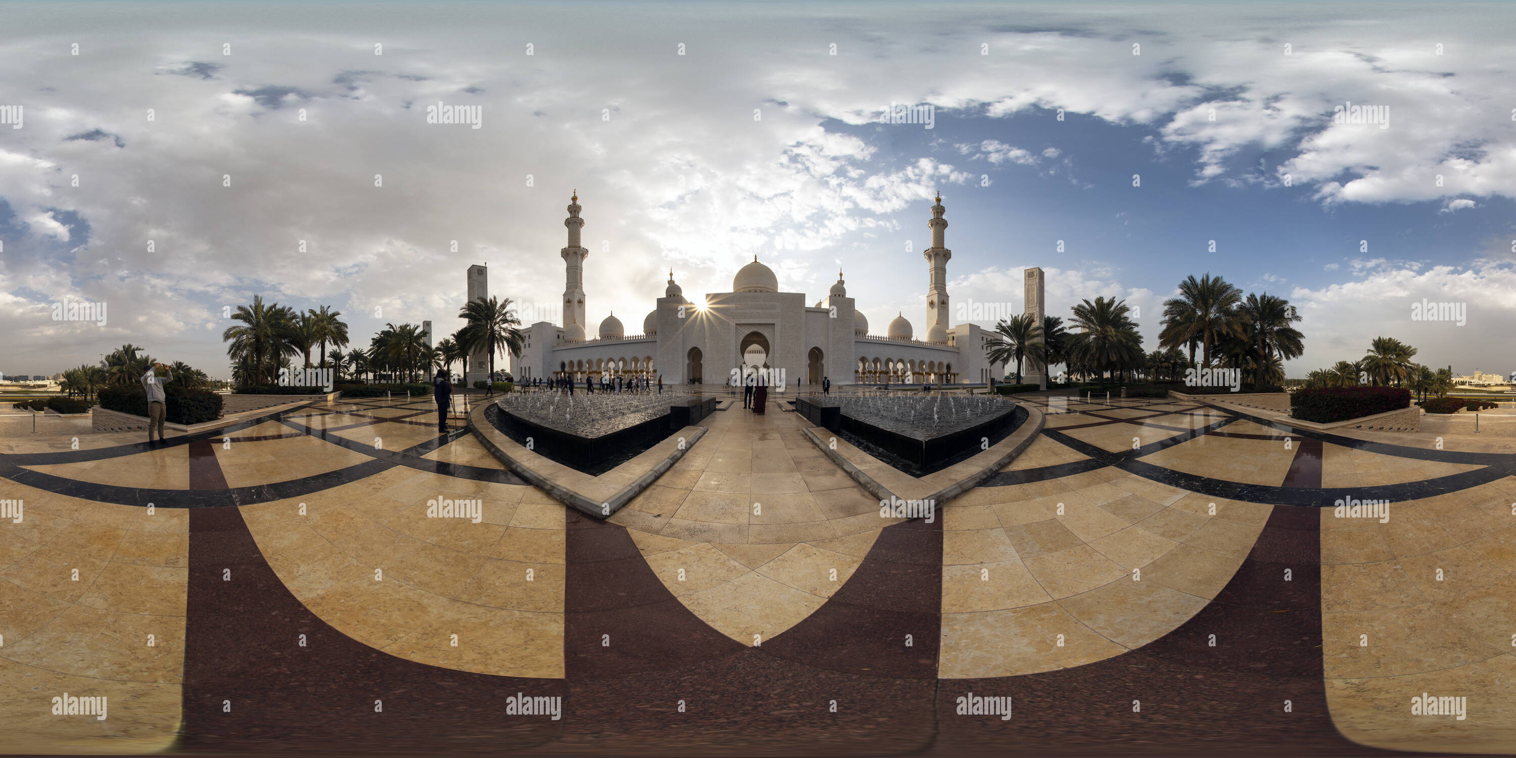360° view of Sunset Behind The Sheikh Zayed Grand Mosque (阿布扎比大清真寺日落時分 ...