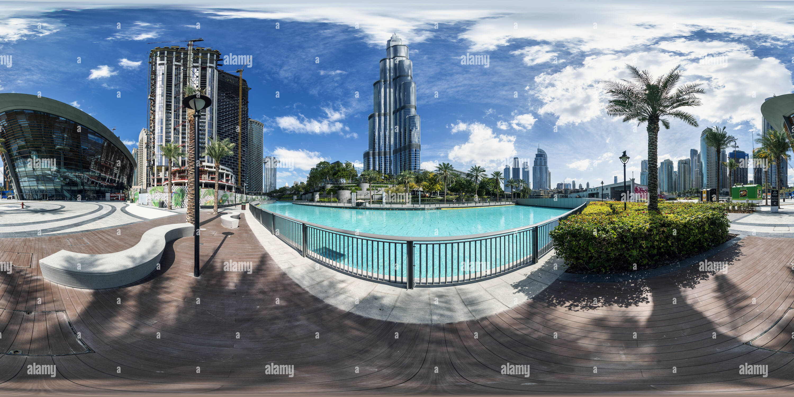360° view of 828m Burj Khalifa(杜拜哈里法塔高828米), Dubai, UAE - Alamy