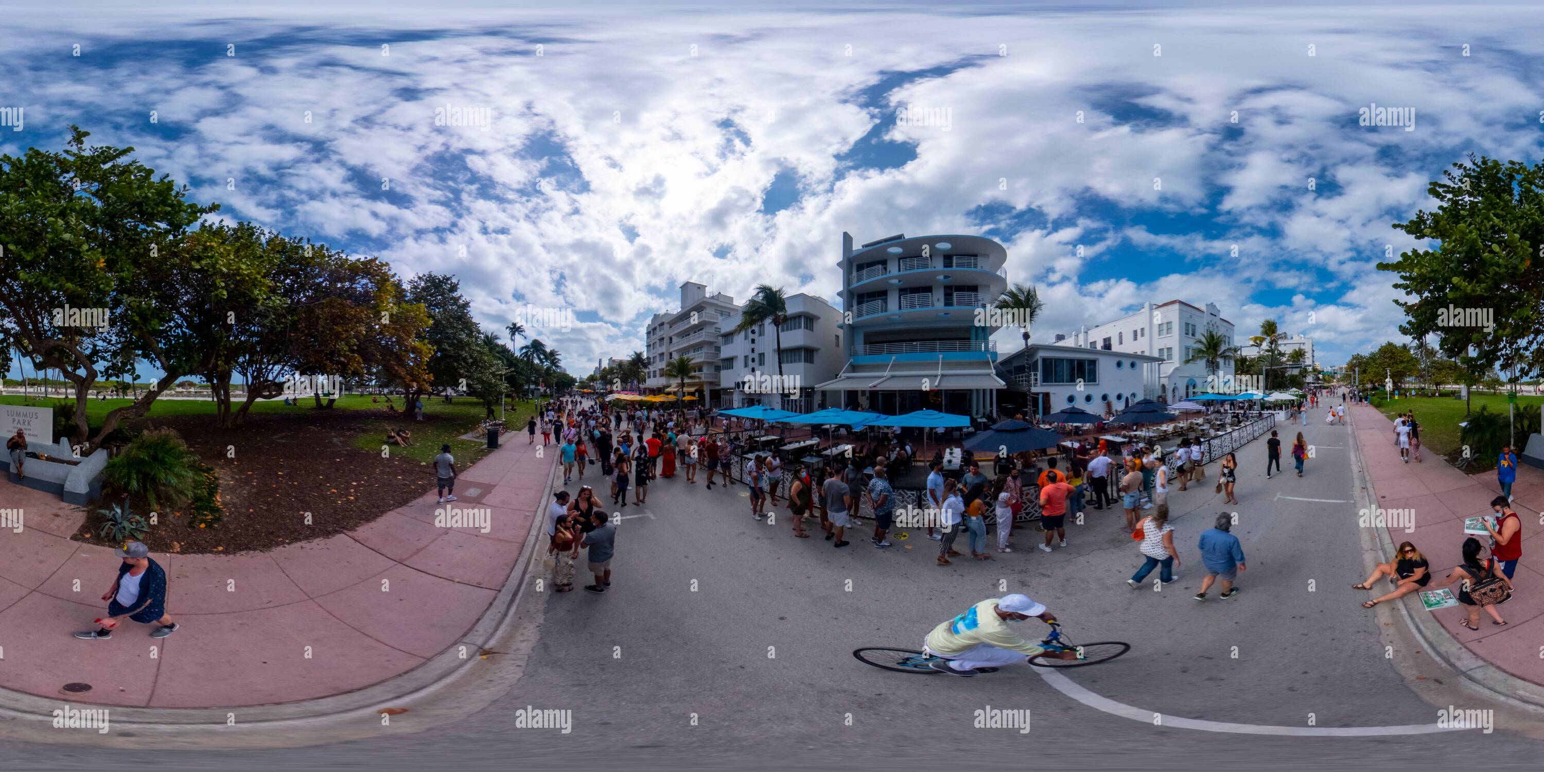 360° view of Crowded scene in Miami Beach 360 vr photo - Alamy