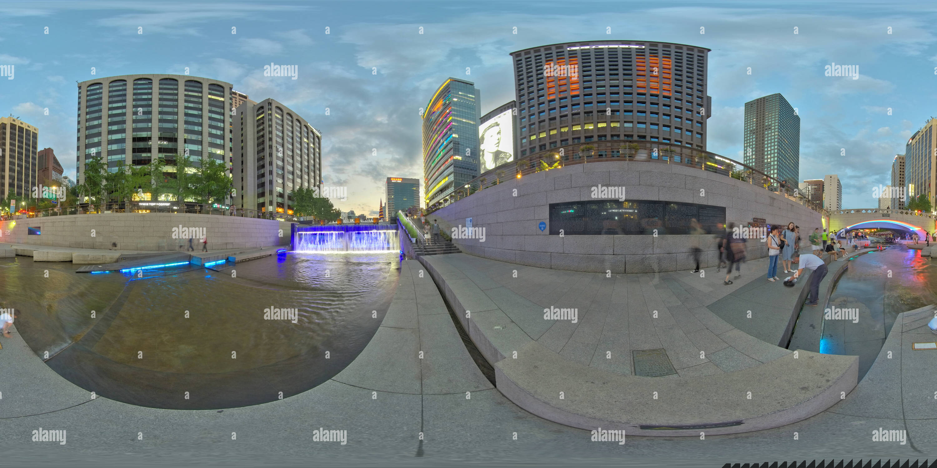 360° view of Cheonggye Plaza and Cheonggyecheon - Alamy