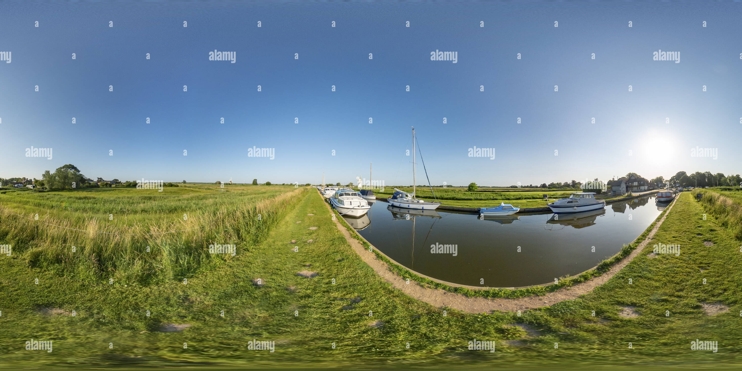 360° view of River Thurne footpath in Thurne Dyke, Norfolk Broads - Alamy