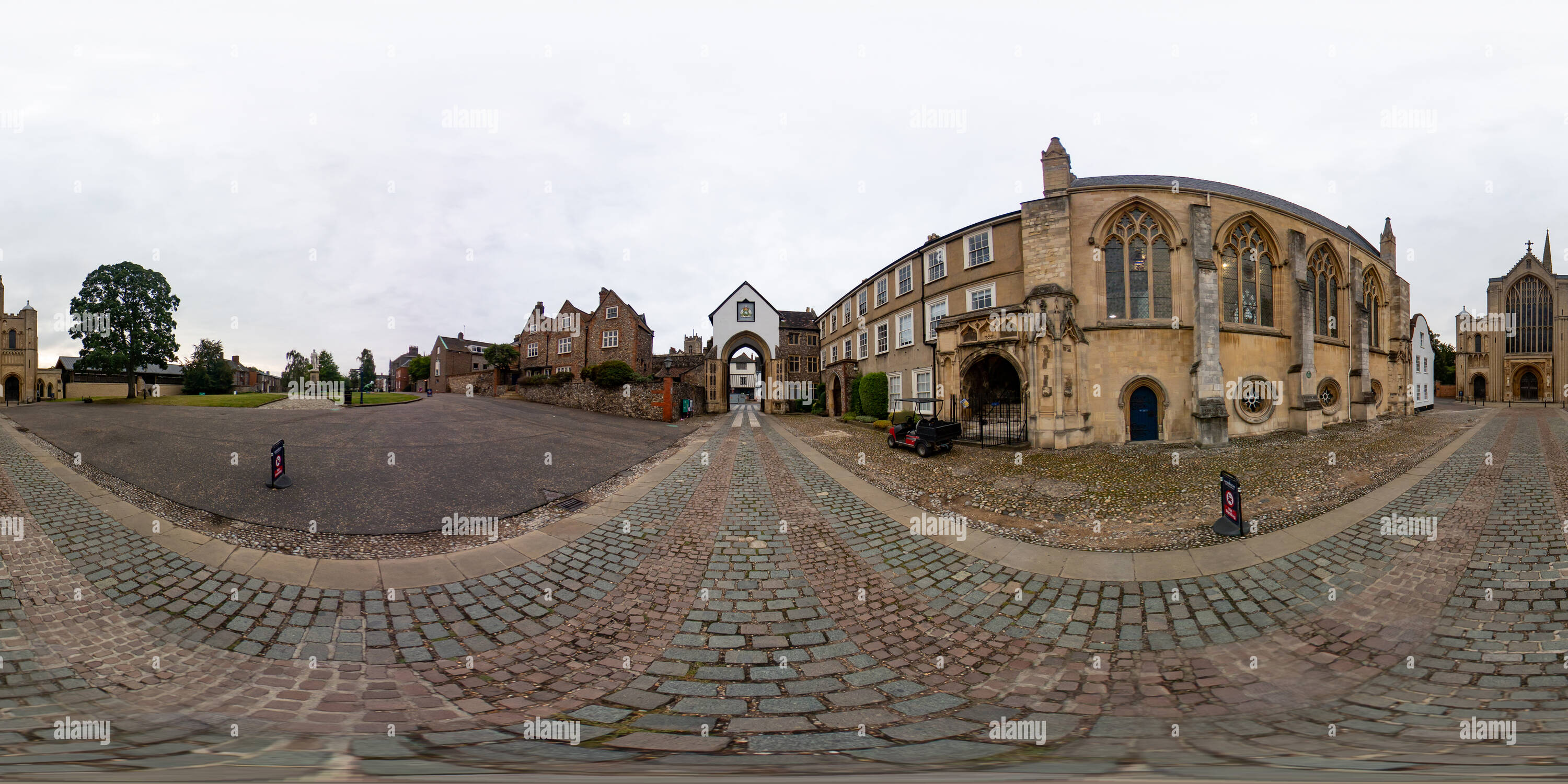 360° view of Erpingham Gate and Norwich Cathedral, Norwich - Alamy