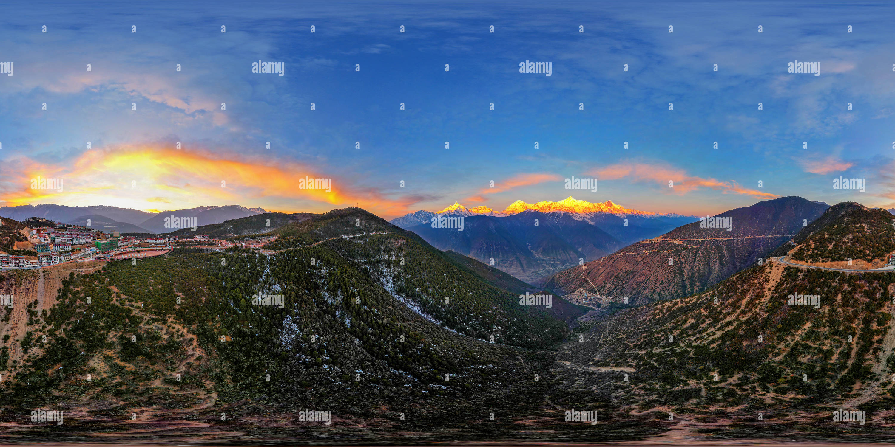 360° view of Meili Snow Mountain is golden at sunrise 金光灿烂的梅里雪山 - Alamy