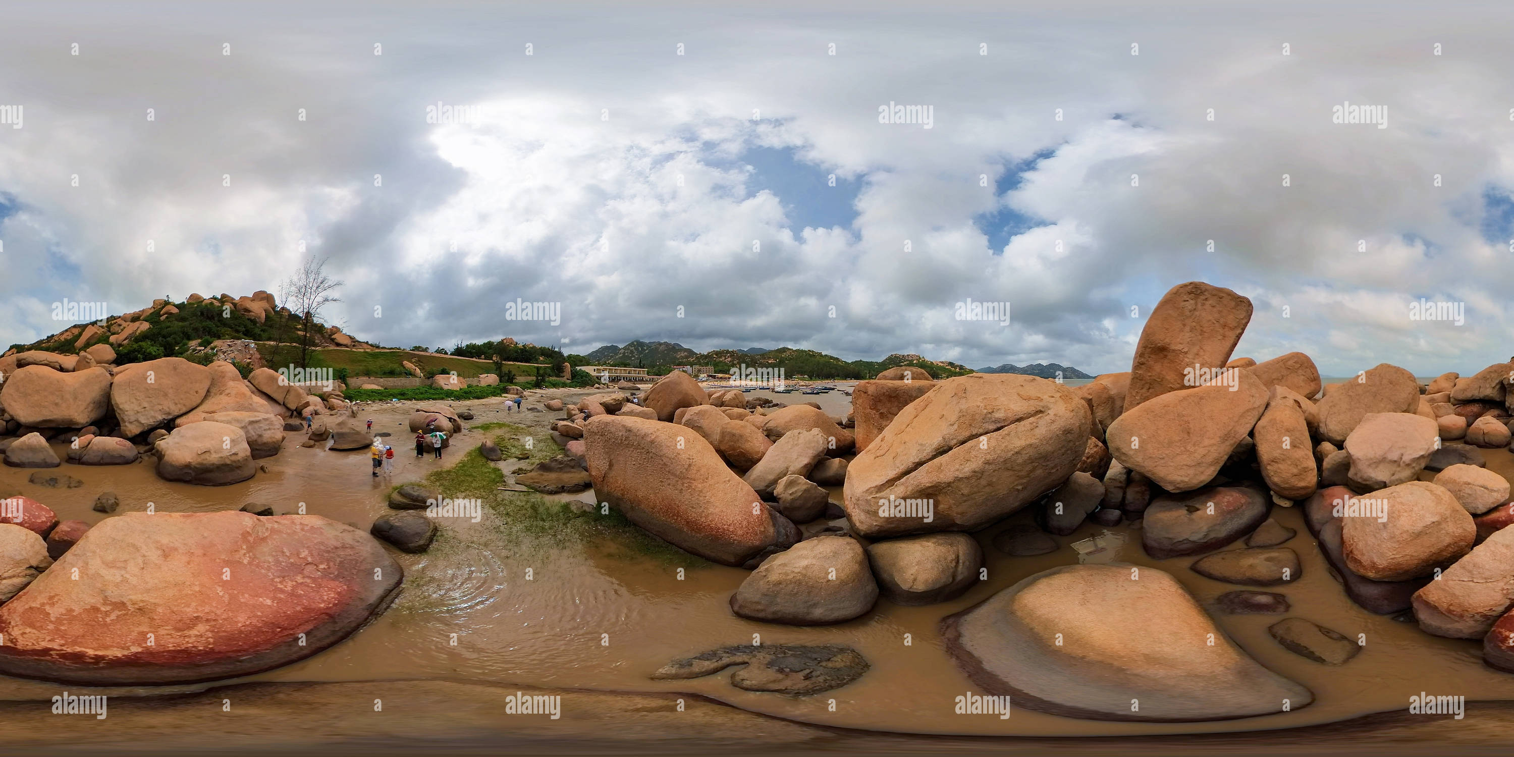 360° view of Boulder by the sea 2 海边的巨石2 - Alamy