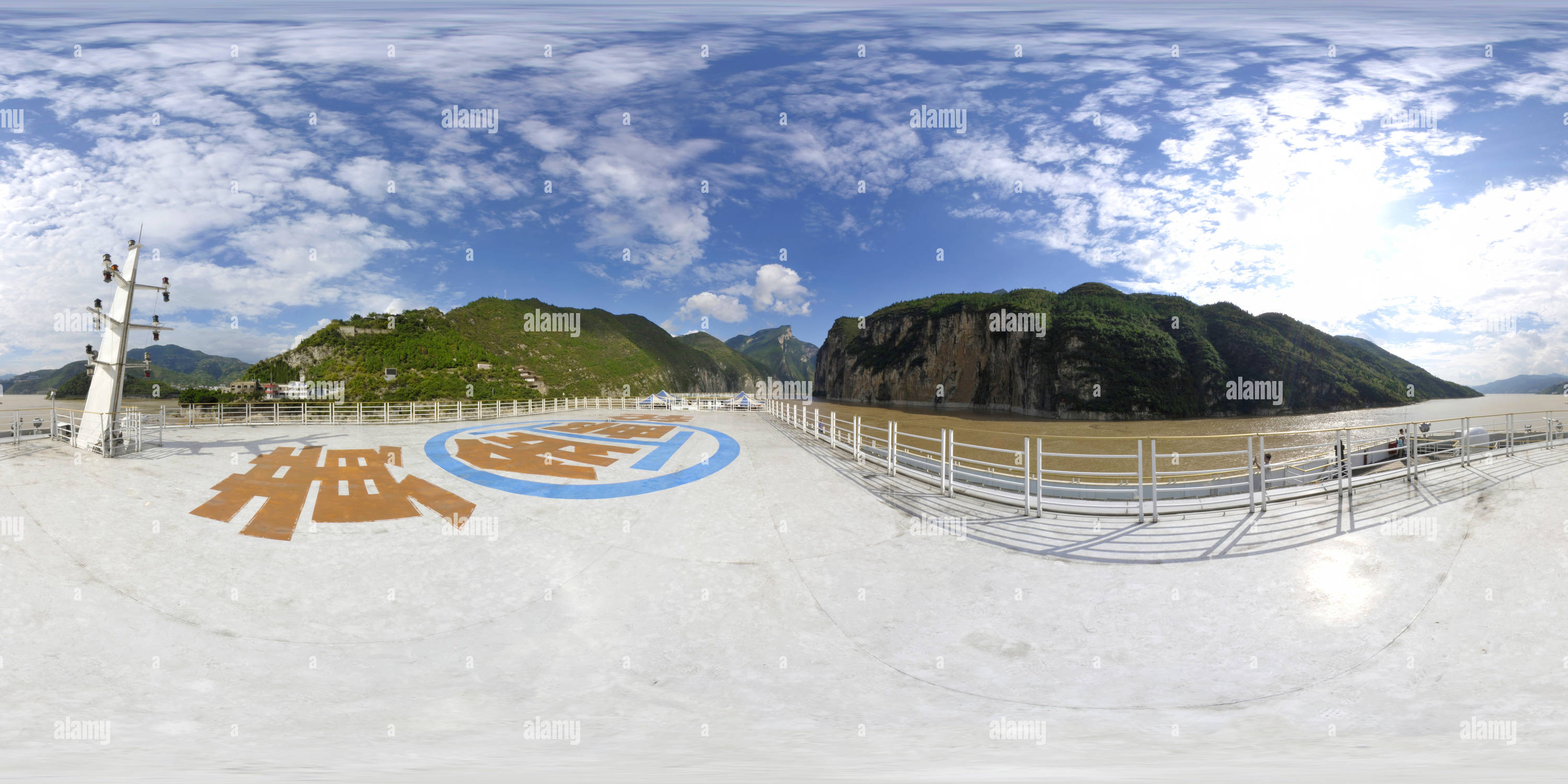 360° view of Qutang Gorge kui gate (468) 瞿塘峡-夔门 - Alamy