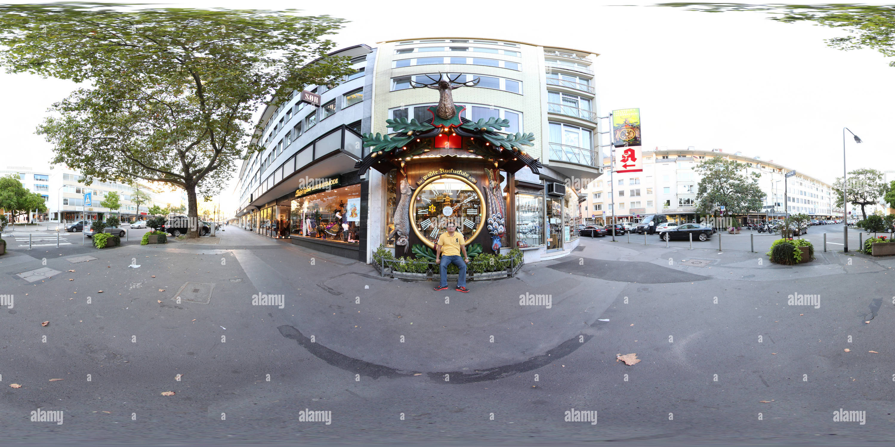 360° view of Biggest Cuckoo Clock - Alamy