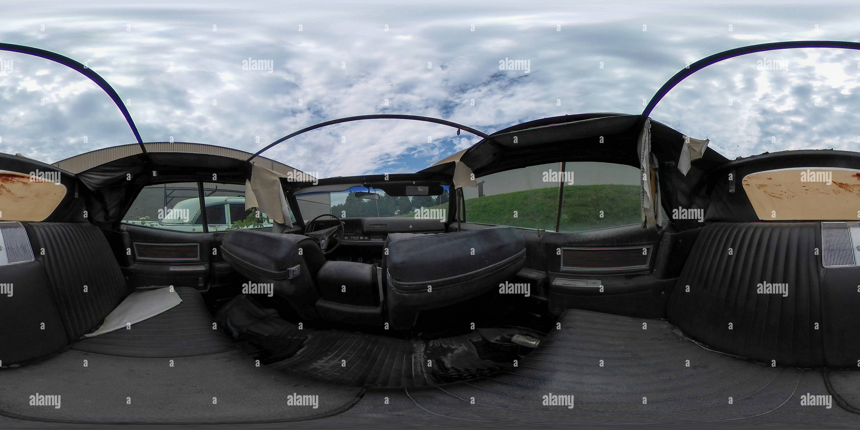 360° view of Vintage Junk Cadillac Coupe DeVille (approx 1968 - Alamy