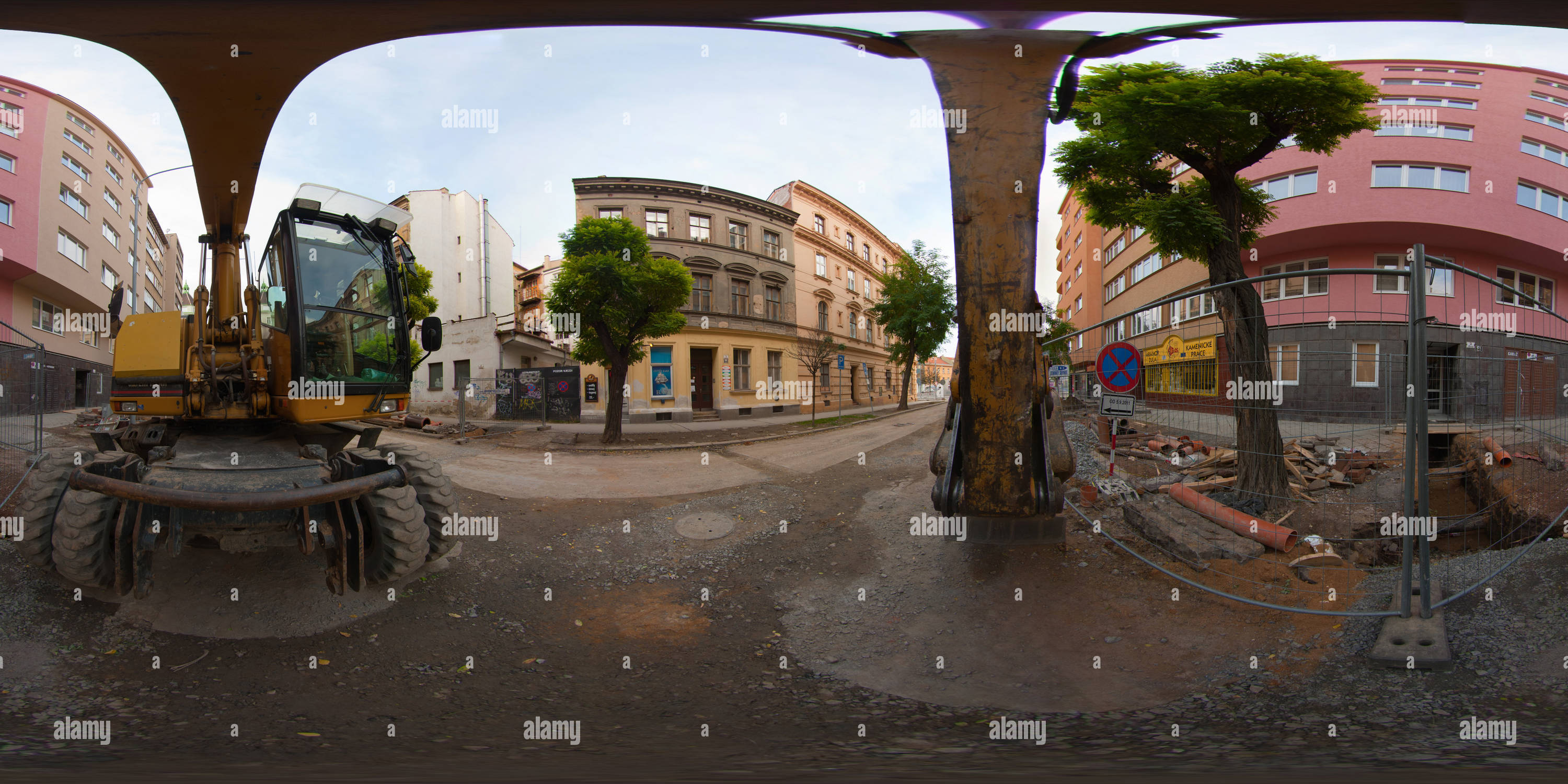 360° view of Under a digger - Alamy