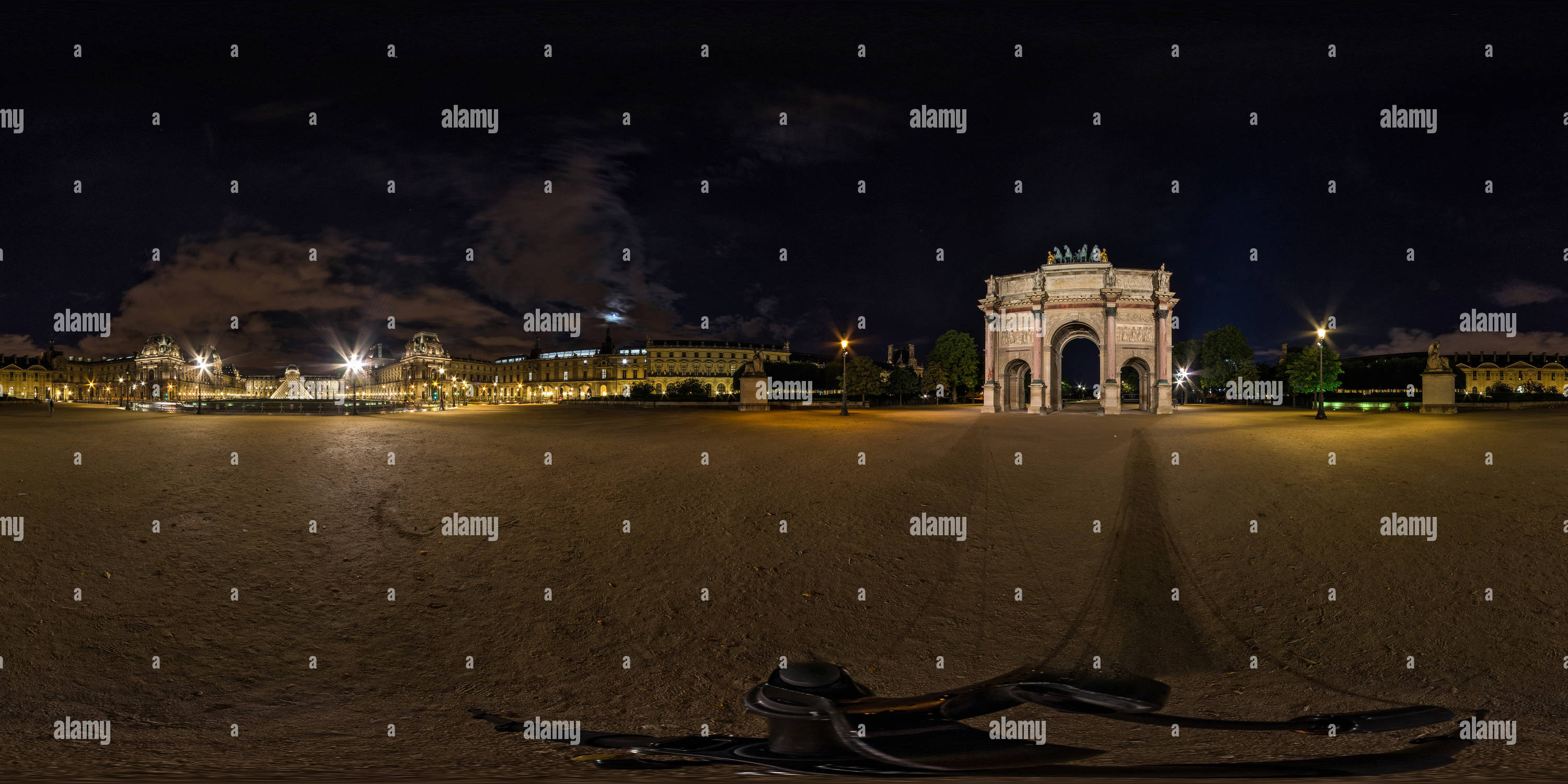 360° view of Le Louvre arc du Carrousel - Alamy