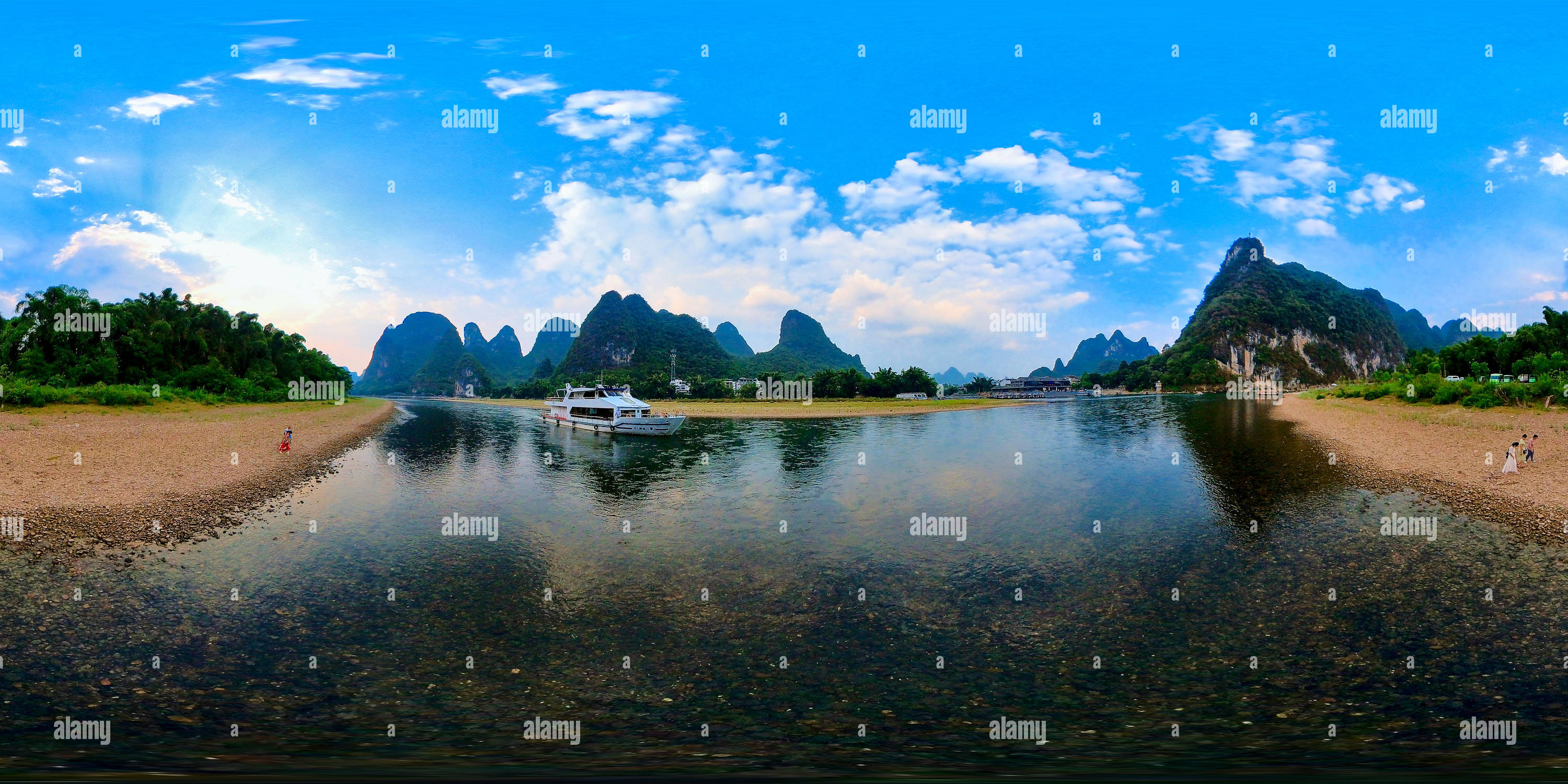 360° view of Xingping ancient town is across the Lijiang River 兴坪漓江 - Alamy