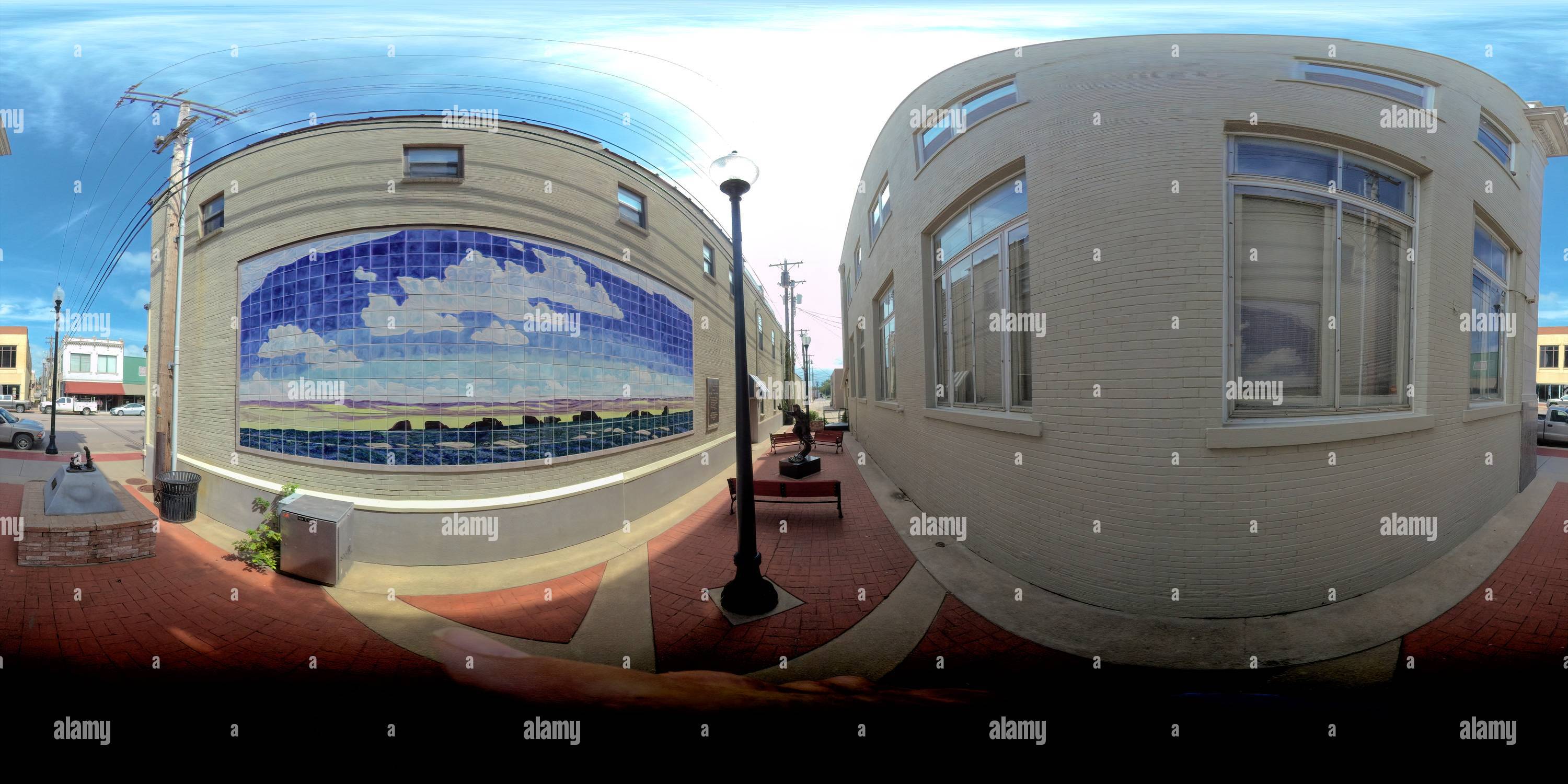 360° view of A courtyard off Main Street in El Dorado Kansas - Alamy