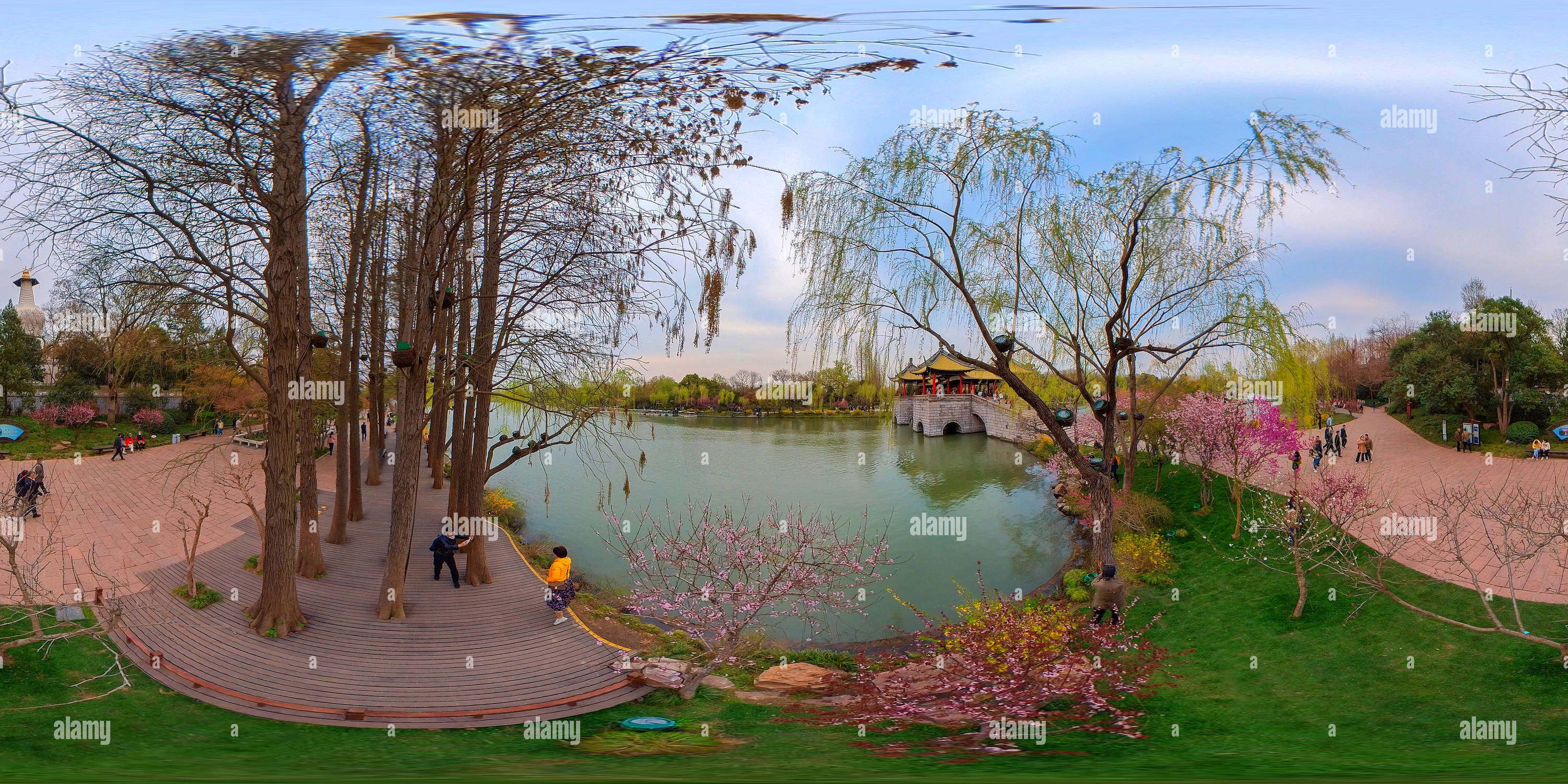 360° view of Yangzhou lean West Lake Wuting Bridge 1扬州廋西湖五亭桥1 - Alamy