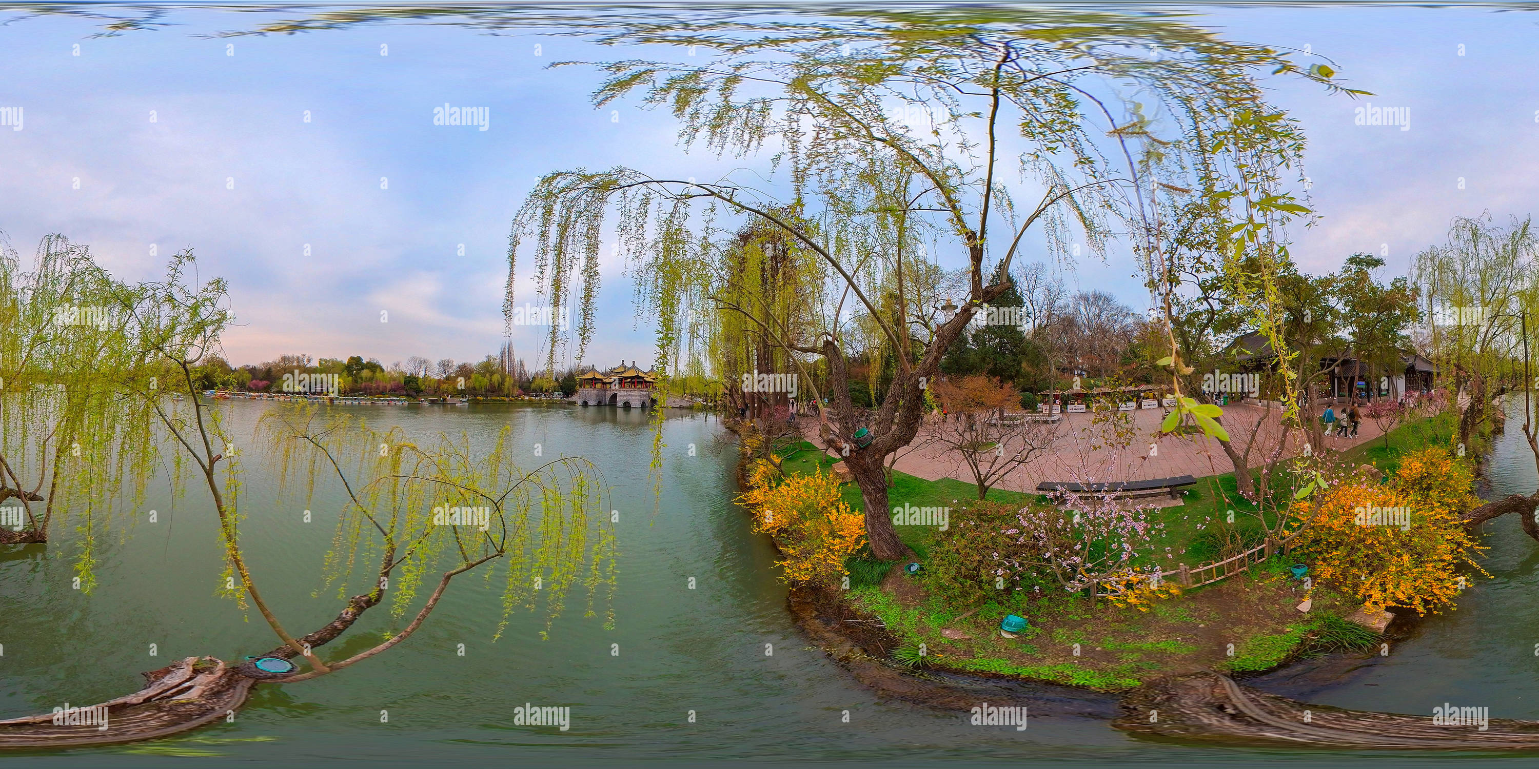 360° view of Yangzhou lean West Lake Wuting Bridge 2 扬州廋西湖五亭桥2 - Alamy