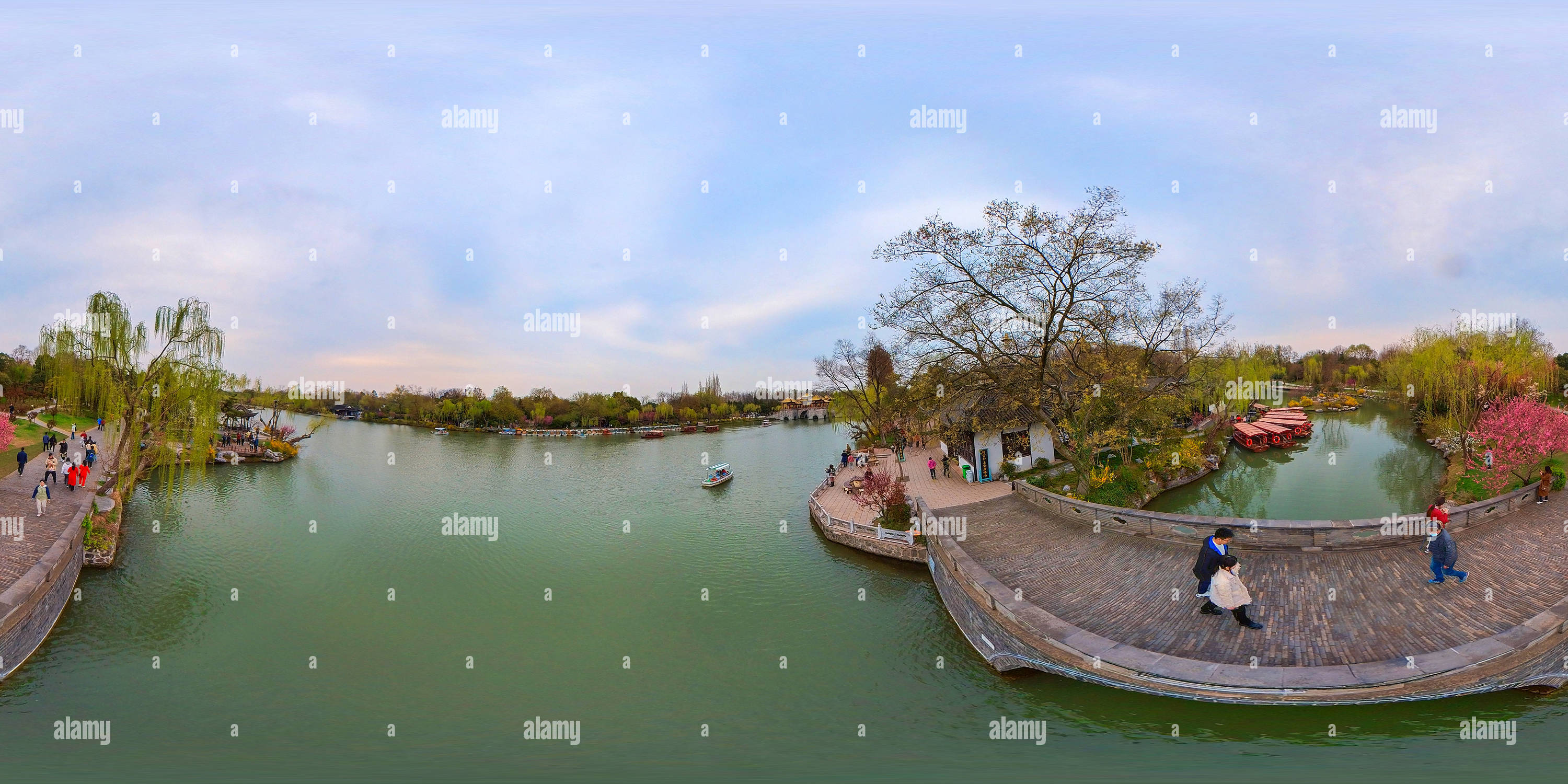360° view of Yangzhou lean West Lake Wuting Bridge 3 扬州廋西湖五亭桥3 - Alamy