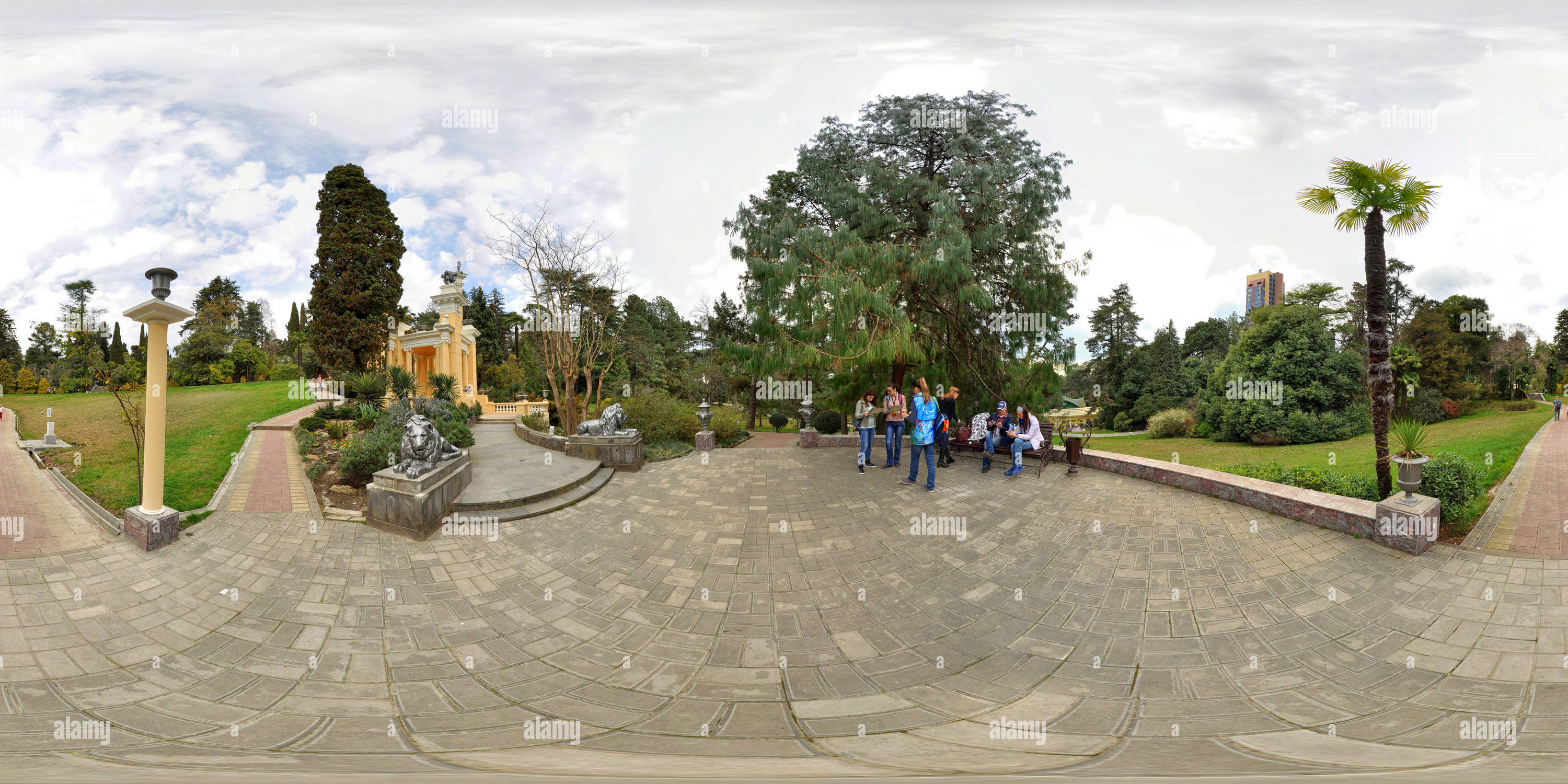 360° view of Весна в Дендрарии - Spring in the Arboretum - Alamy
