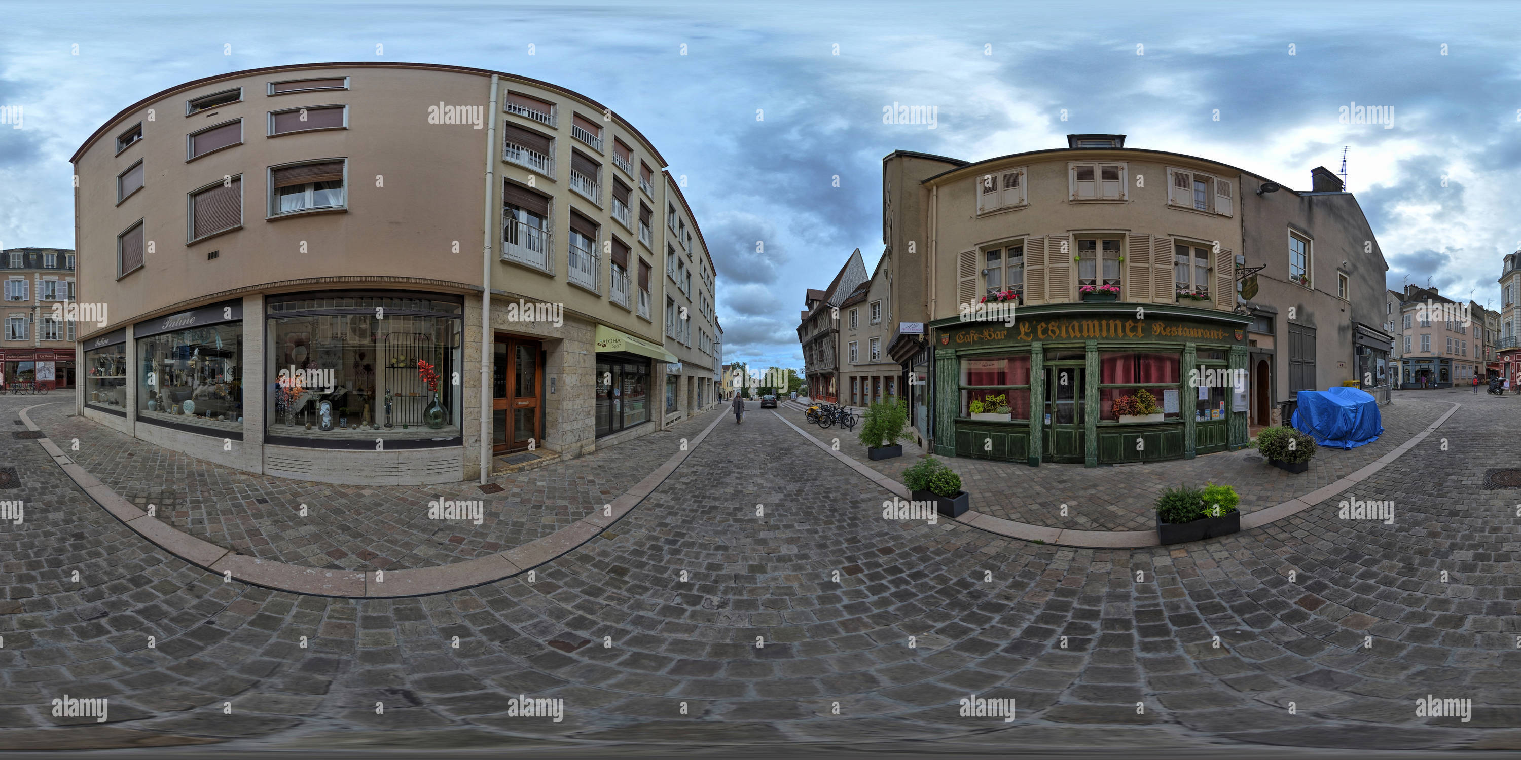 360° view of Corner in Chartres Historic Center, Chartres, France - Alamy