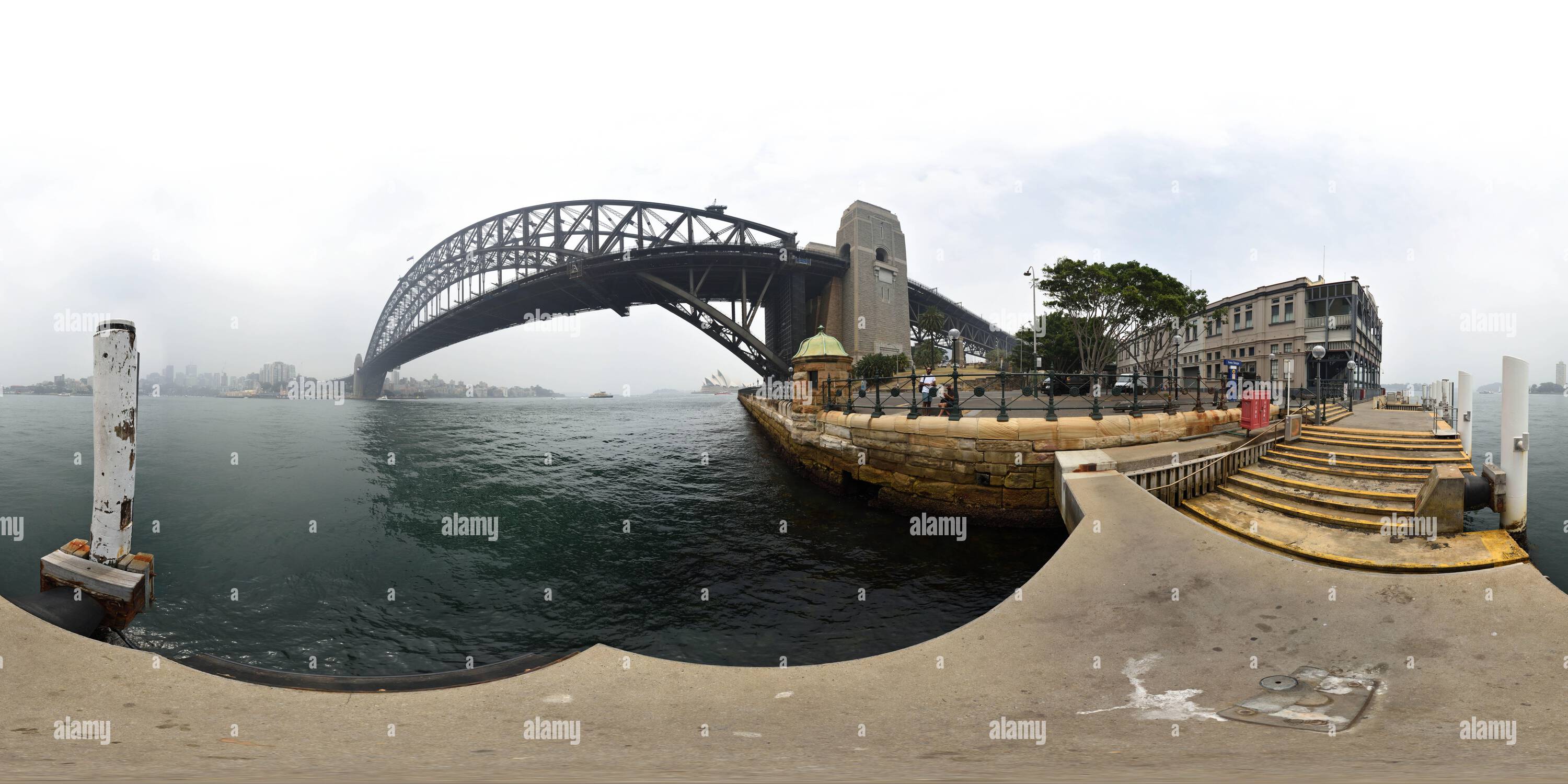 360° view of Sydney Harbour Bridge From Ives Steps Wharf - Alamy