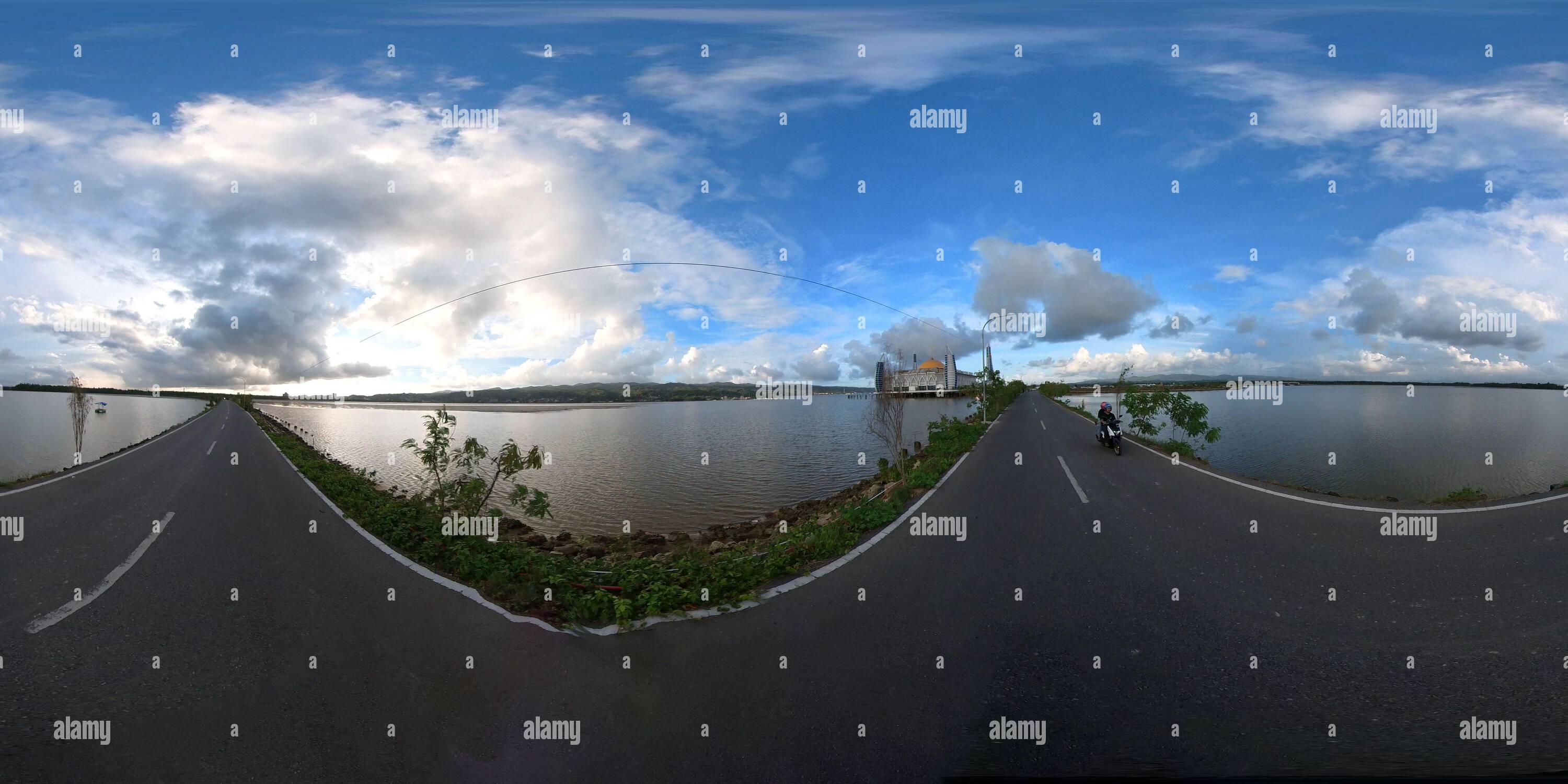 360° view of The way to Al Alam Mosque - Alamy