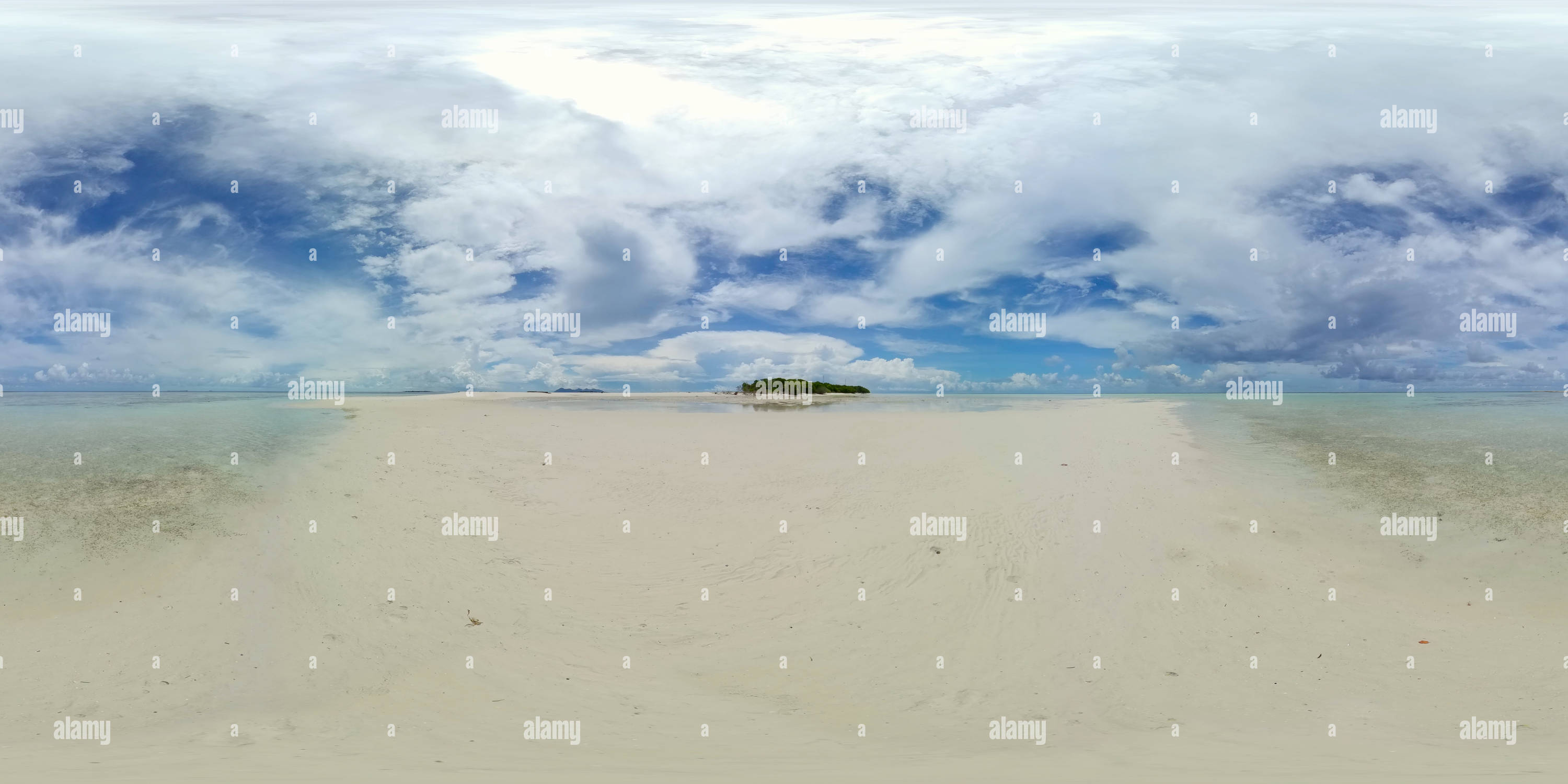 360° view of Beautiful sandy beach and blue sea. 360-Degree view - Alamy