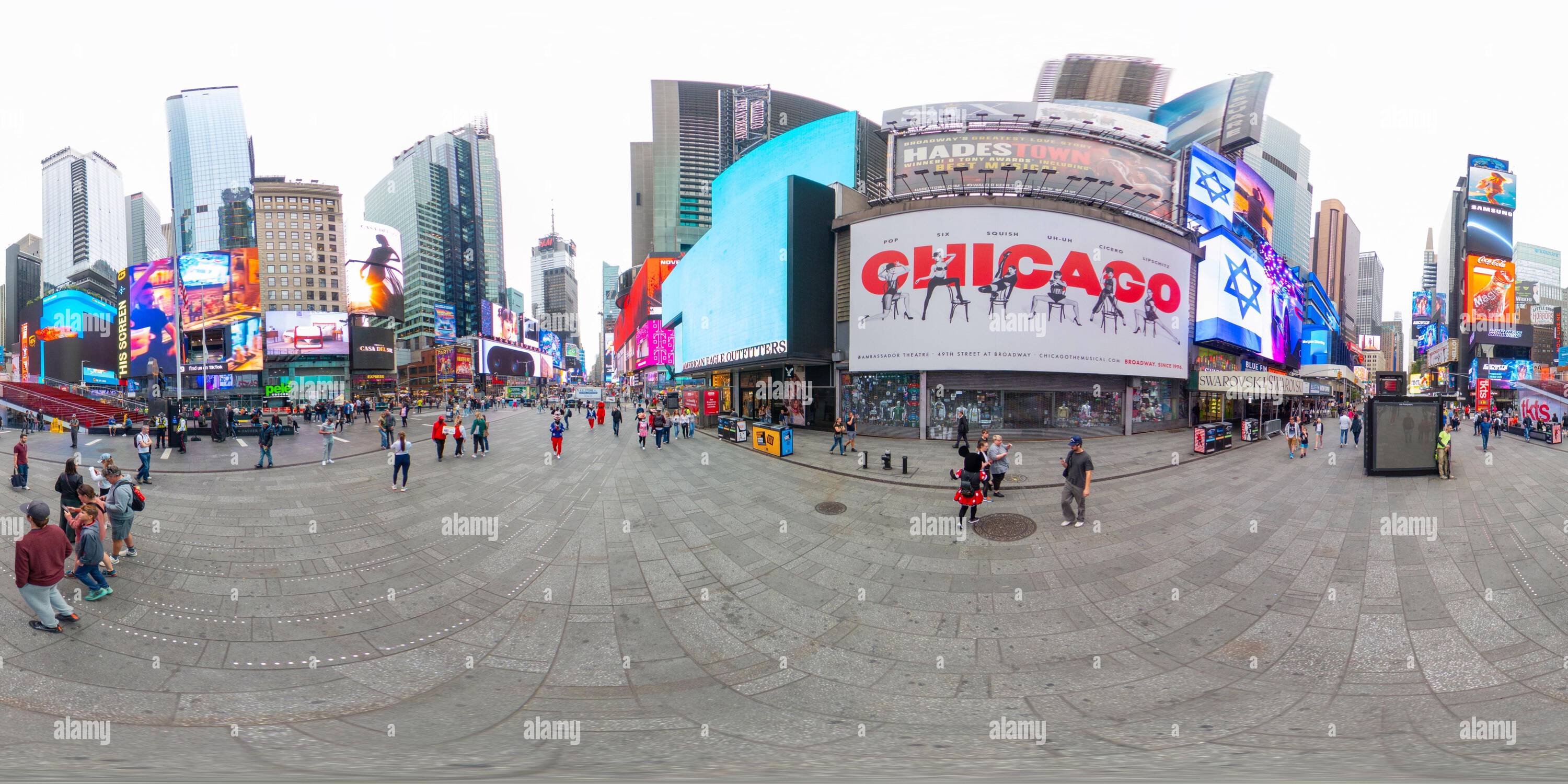 360° view of New York, NY, USA - October 27, 2023: Tourists taking ...