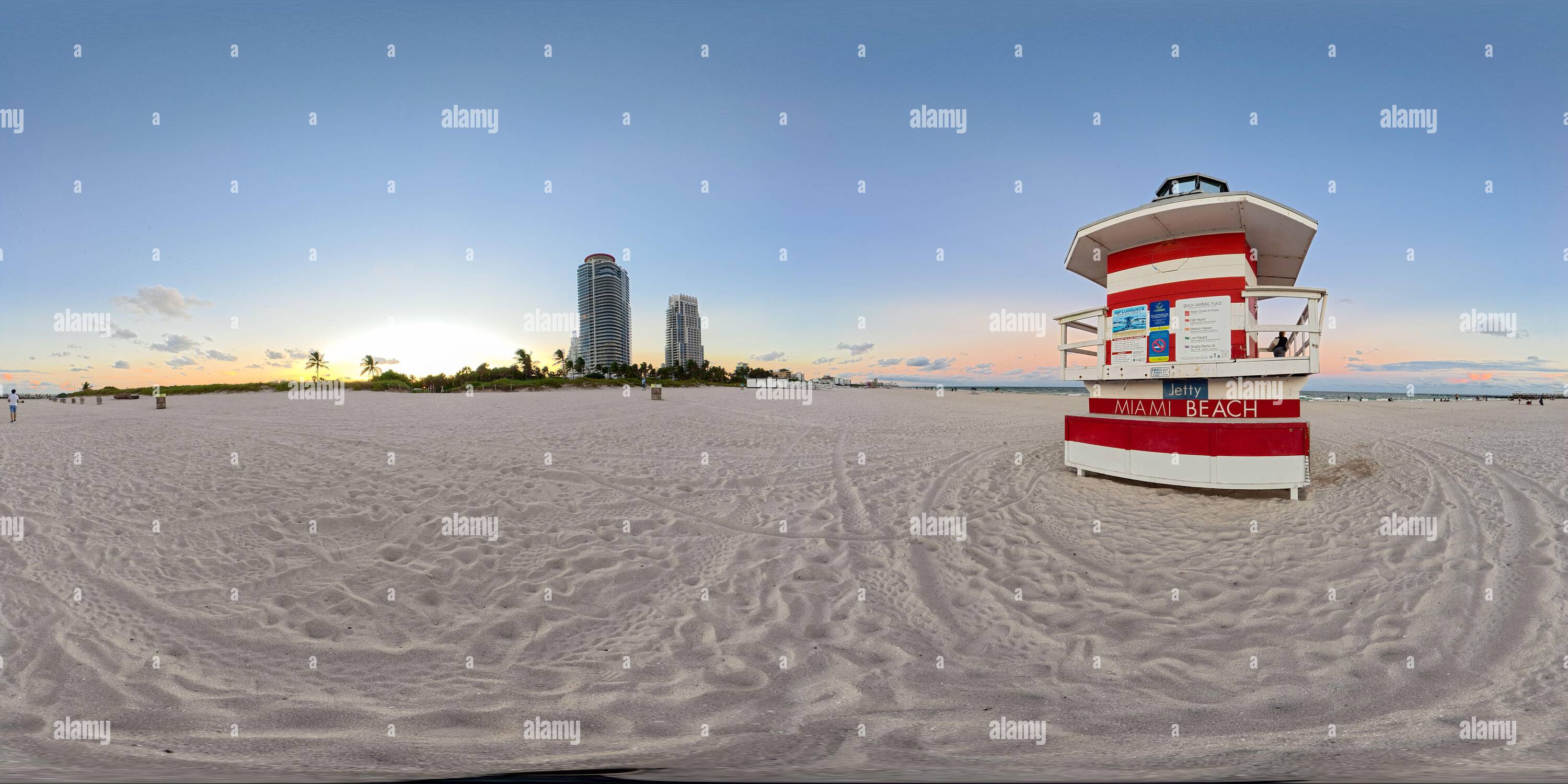 White lifeguard tower hi-res stock photography and images - Alamy