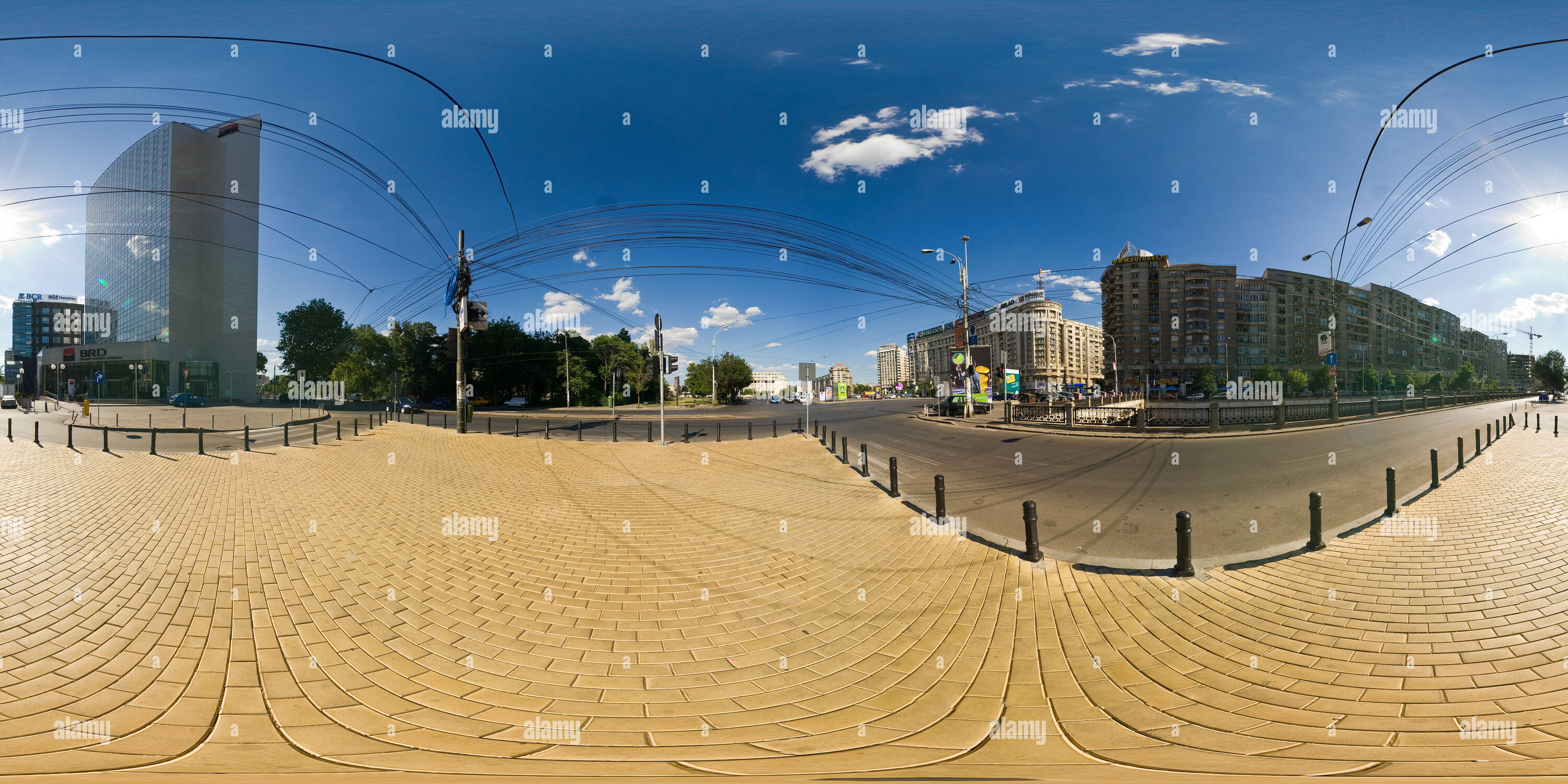 360° view of BRD skyscraper in Victory Square - Alamy