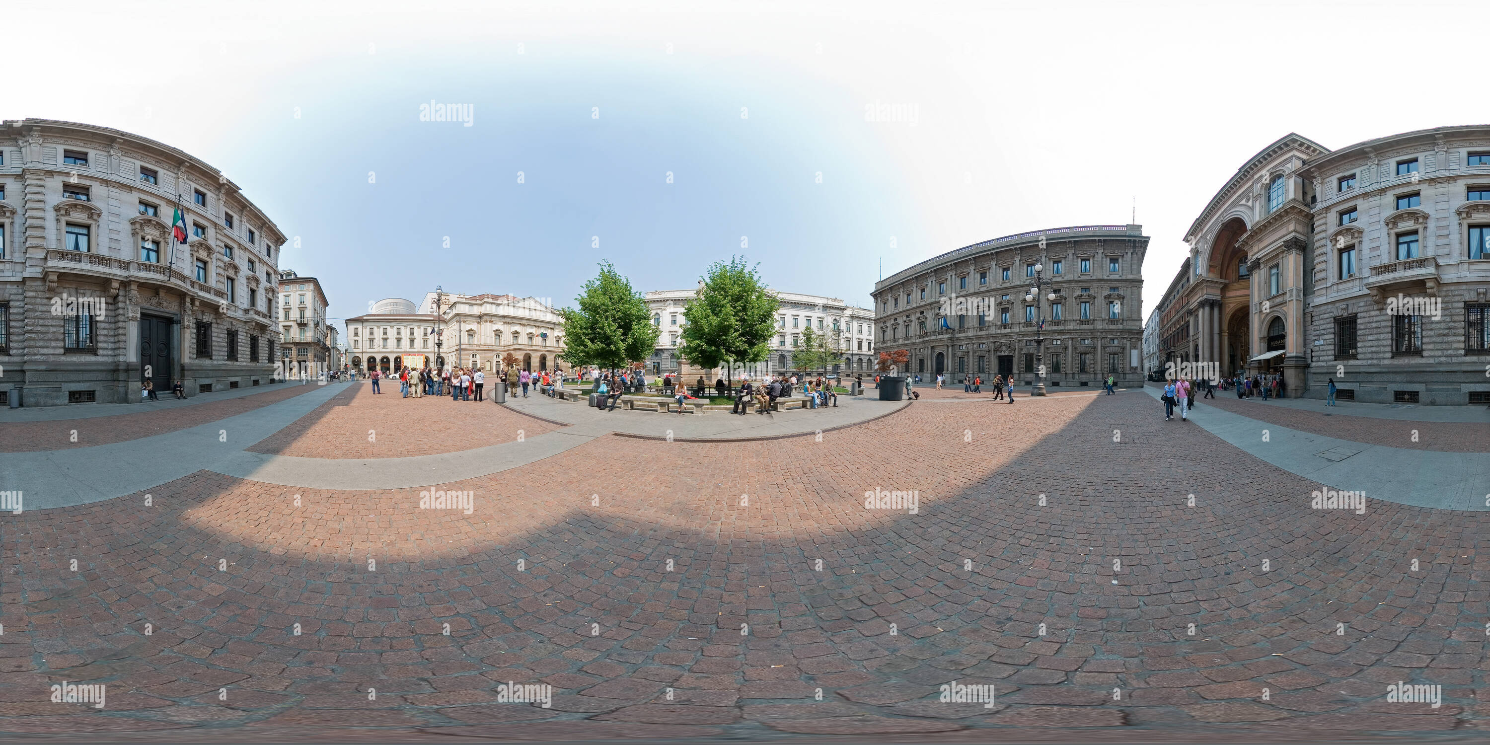 360° view of Piazza della Scala between Galleria and Scala Theatre - Alamy