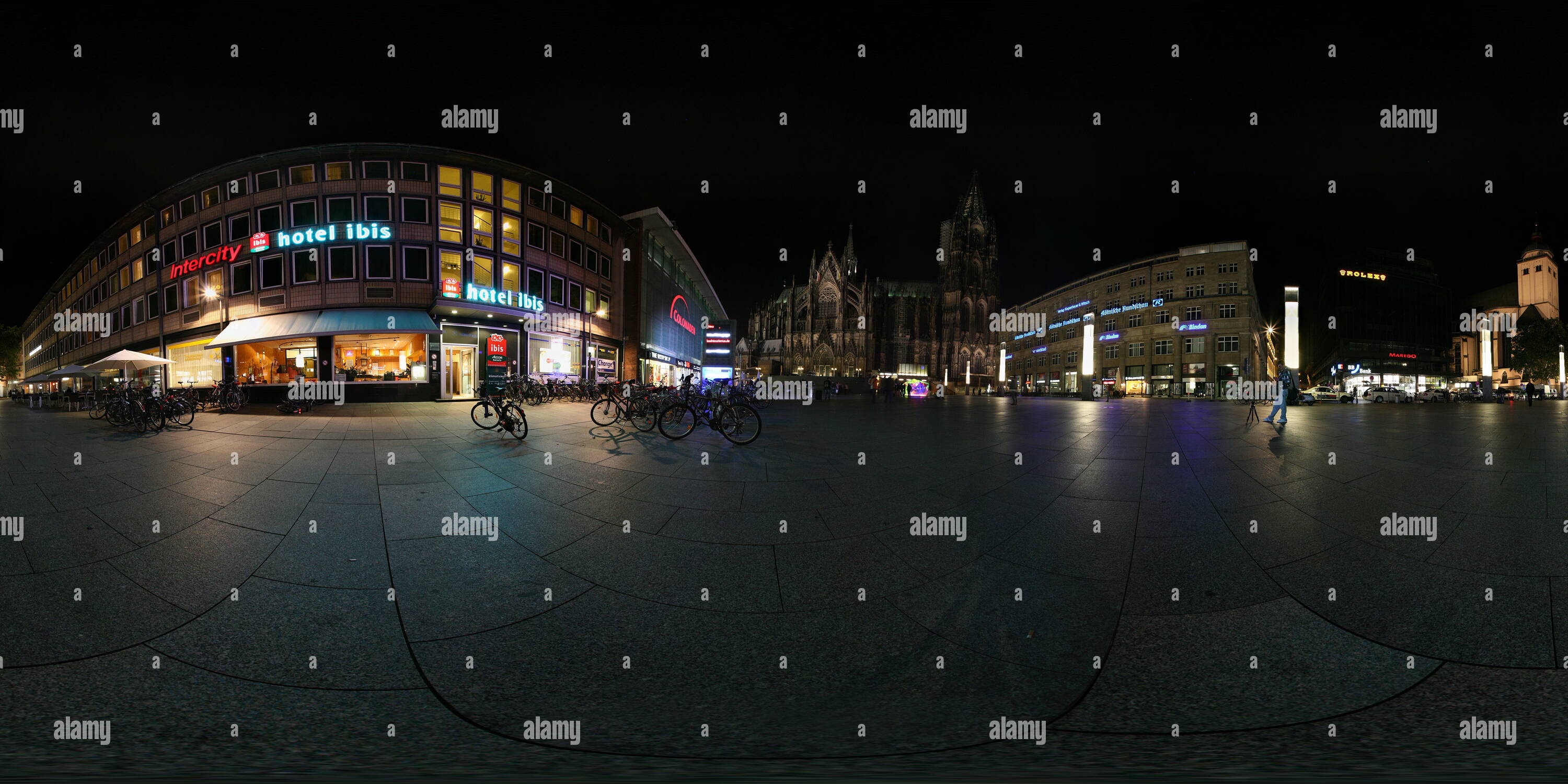360° view of Cologne Hauptbahnhof Platz at night - Alamy