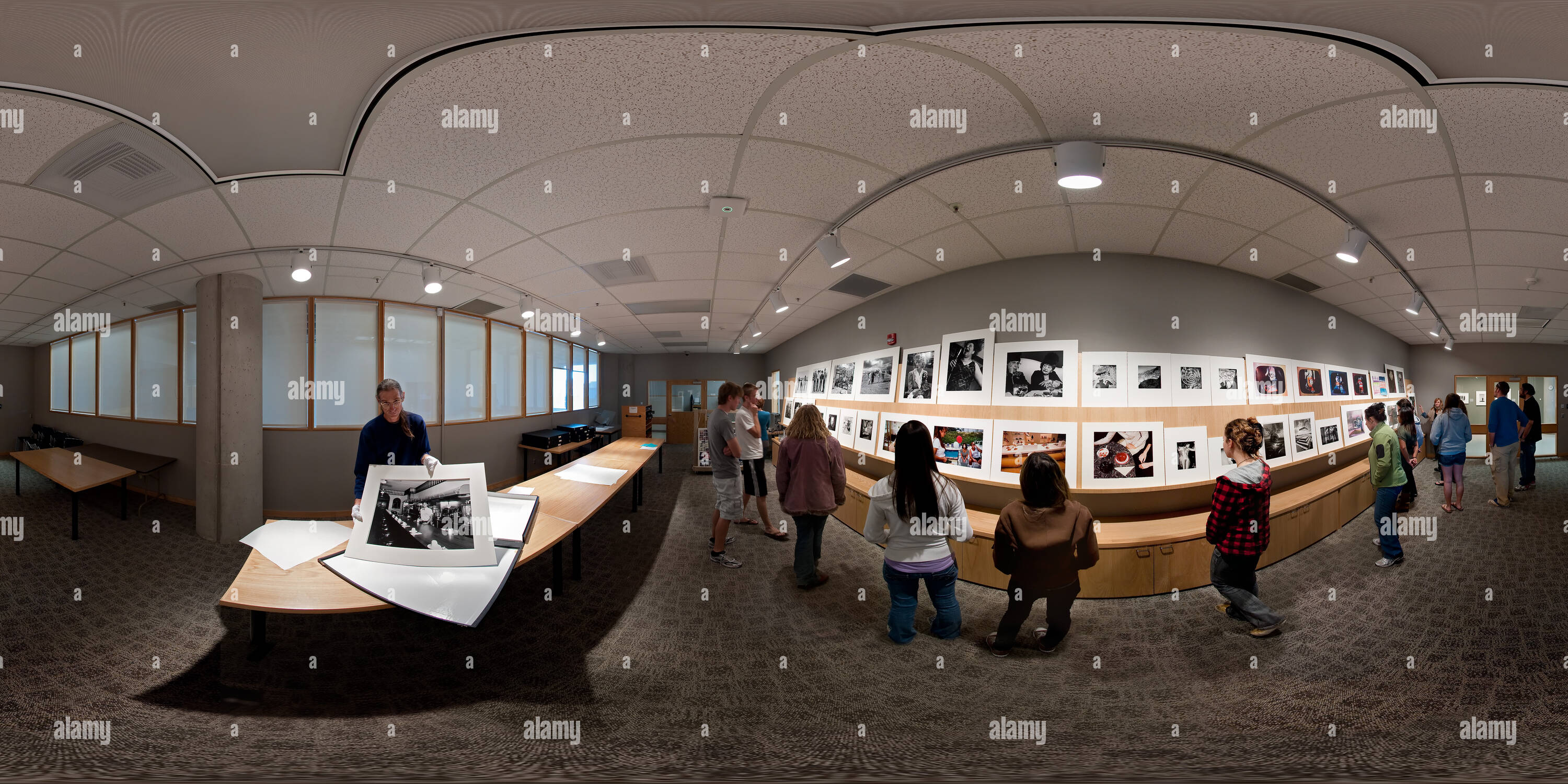 Viewing room hi-res stock photography and images - Alamy