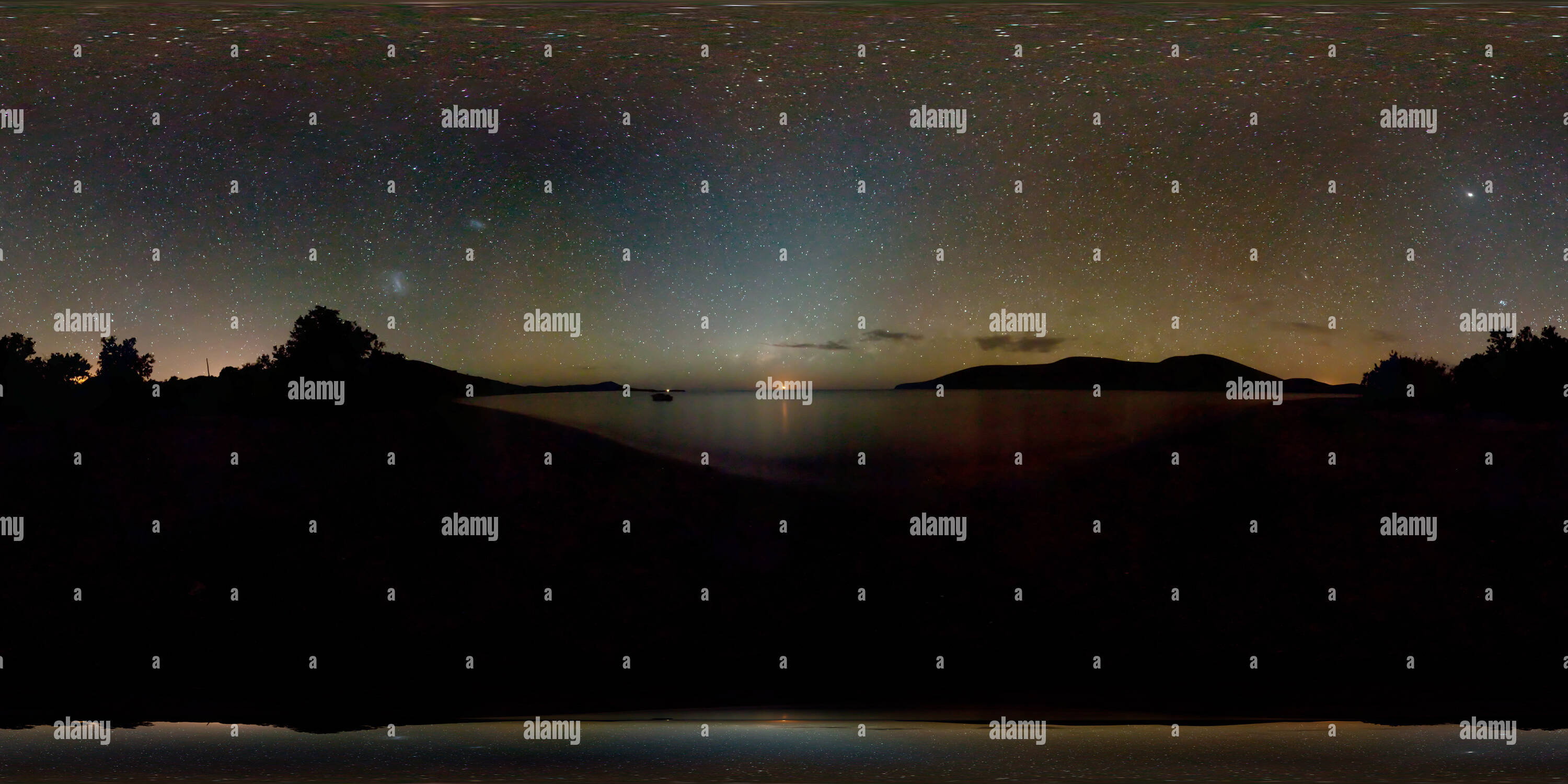 360° view of Moonset under the Milky Way - Alamy