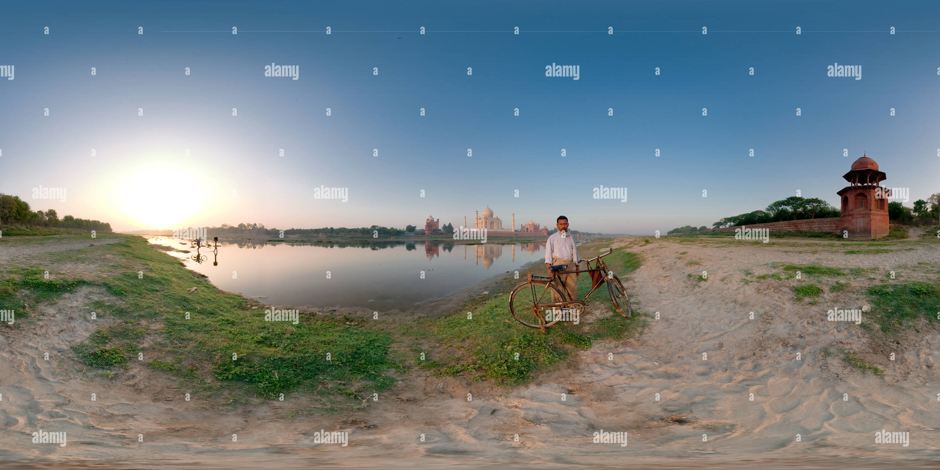 360° view of Taj Mahal sunrise from over the Yamuna River - Alamy