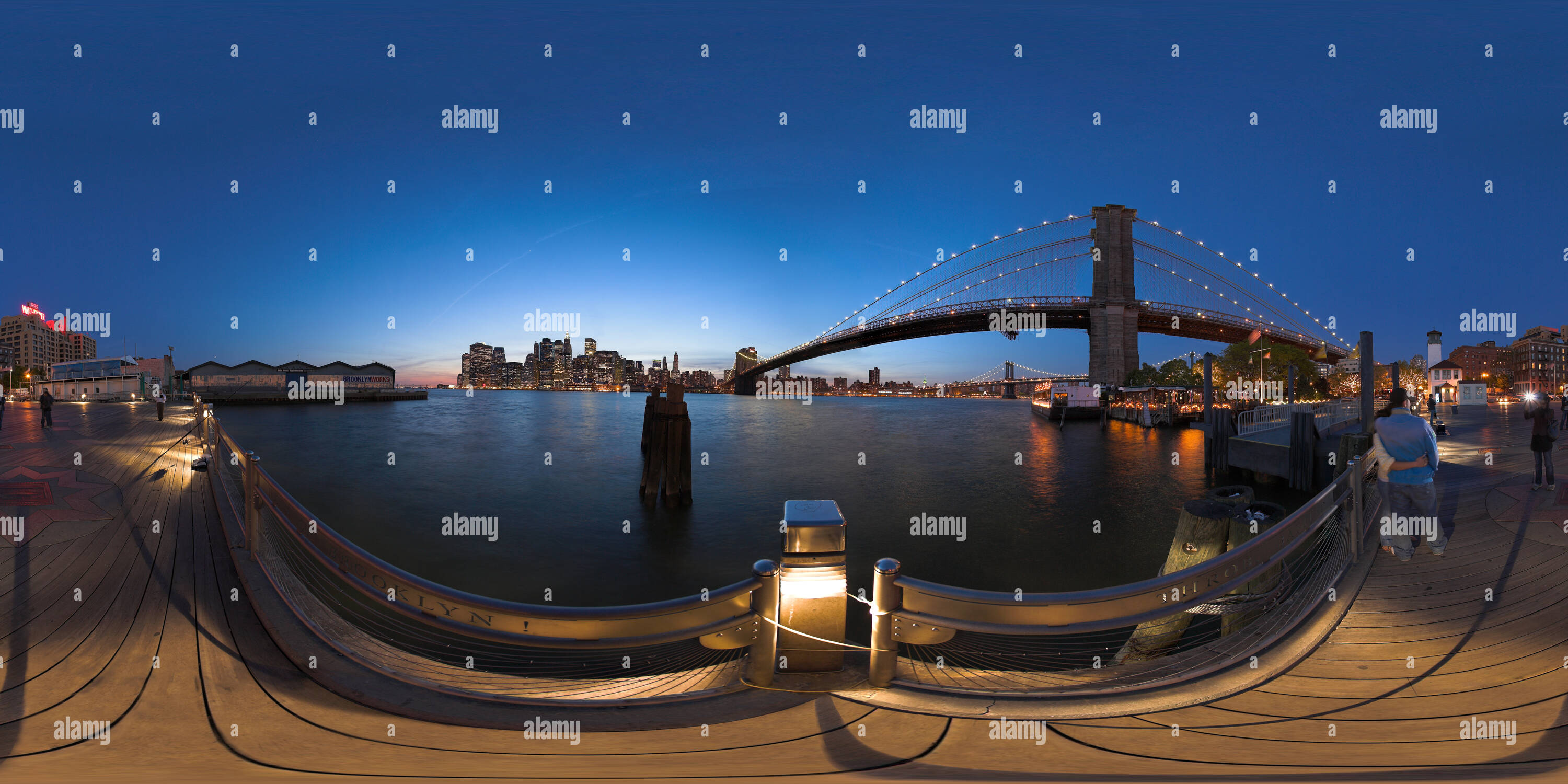 360° view of Brooklyn Bridge at Dusk - Alamy