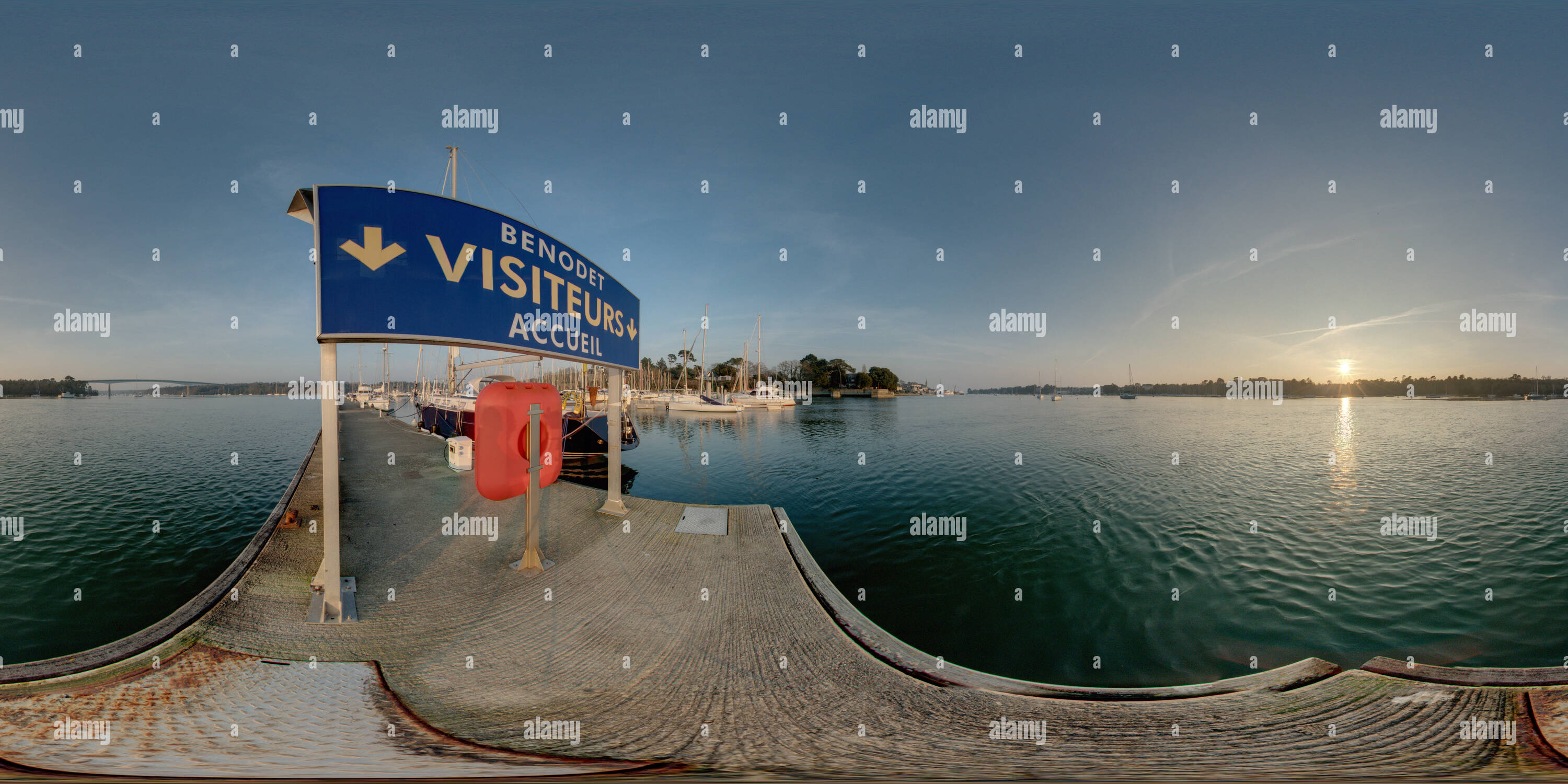 360° view of Benodet port de plaisance accueil - Alamy