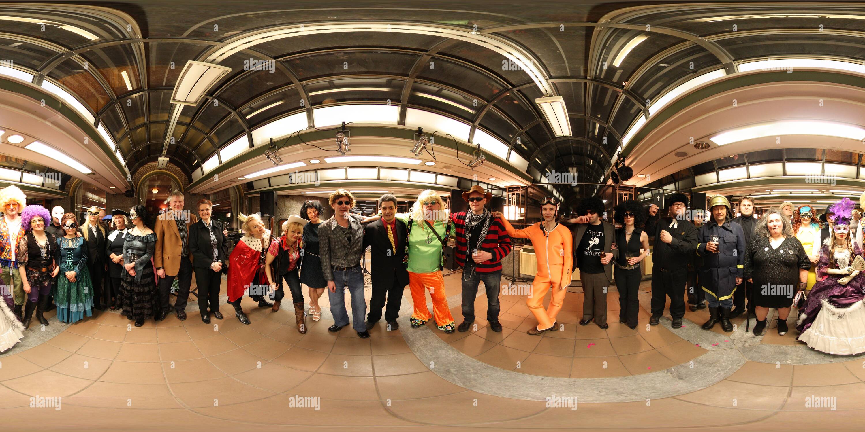 360° view of Cyde Hyttinen ja bileporukkaa - Alamy