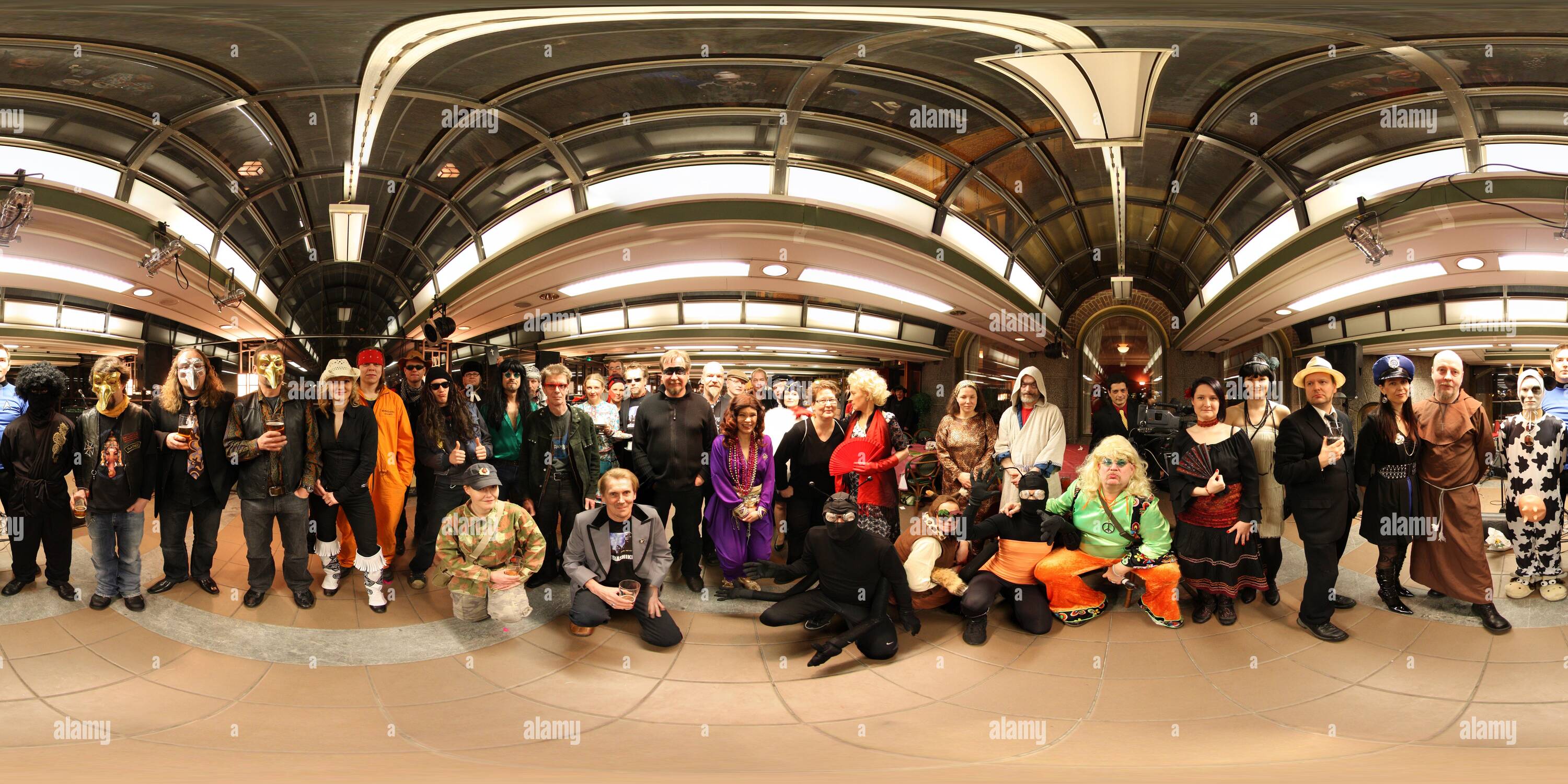 360° view of Cyde Hyttinen ja bileporukkaa II - Alamy