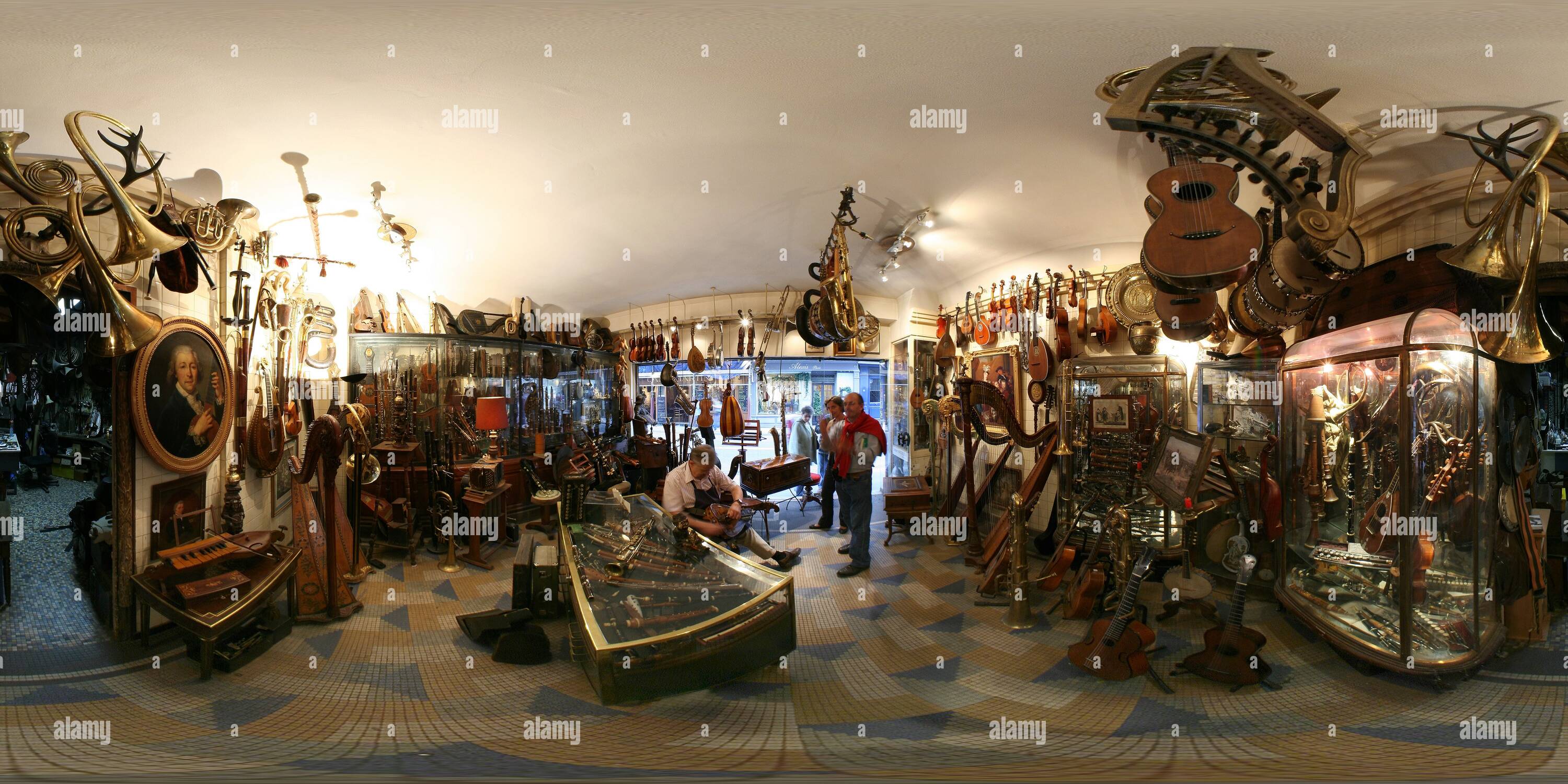 Magasin instruments musicaux anciens hi-res stock photography and ...