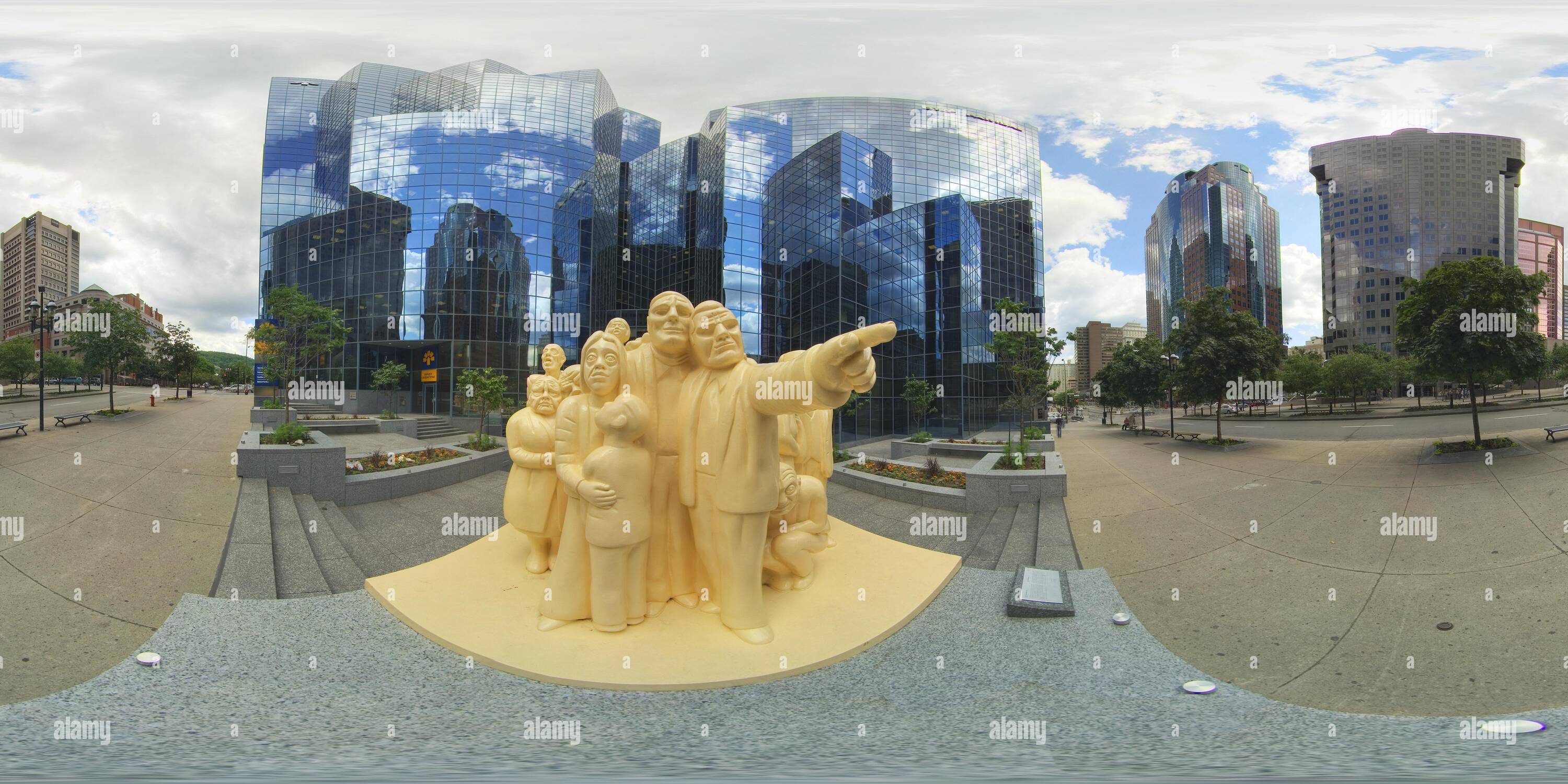 360° view of Foule Illuminée du Raymond Mason - Alamy