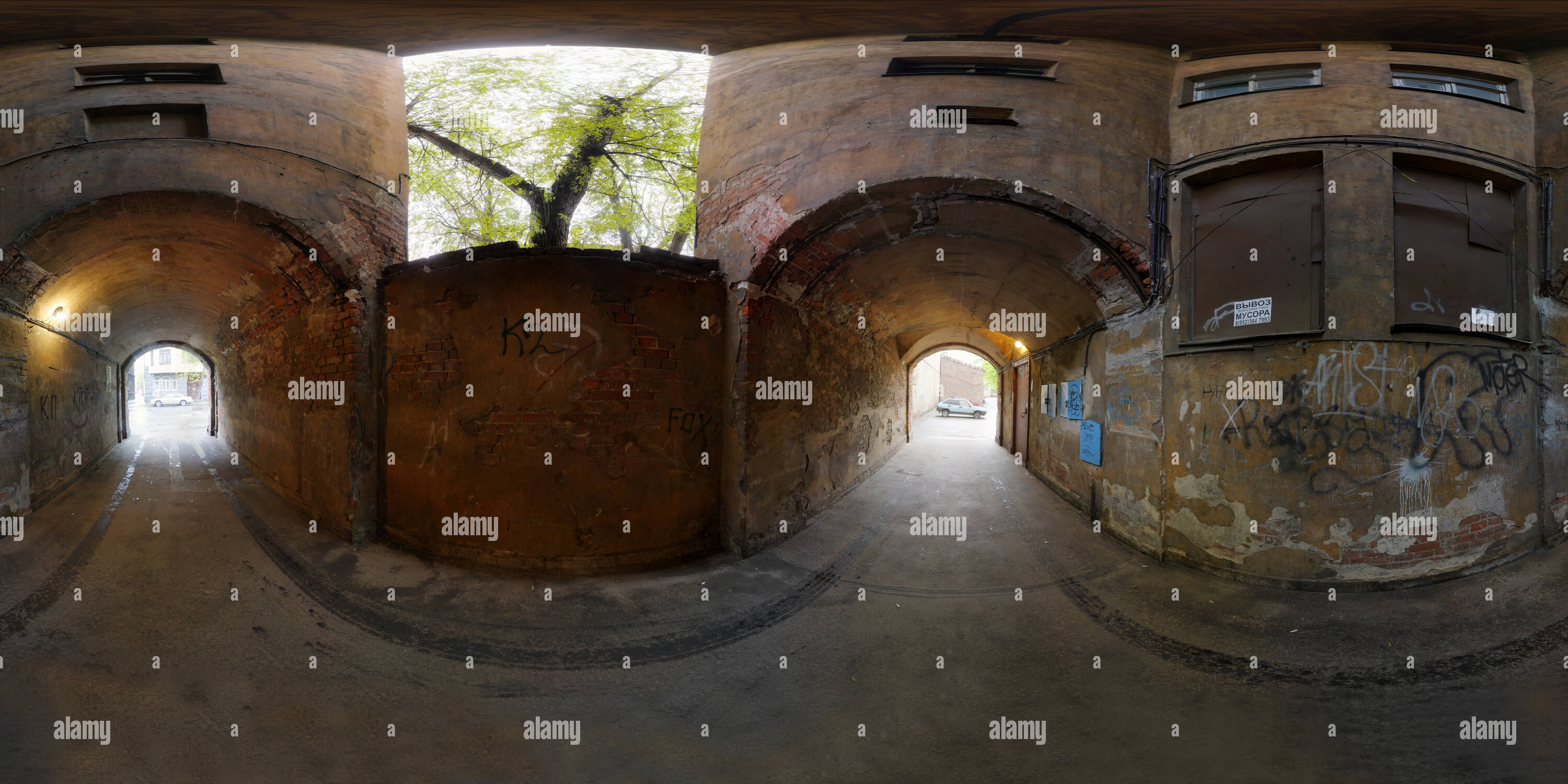 360° view of The old arch, with a winch middle - Alamy