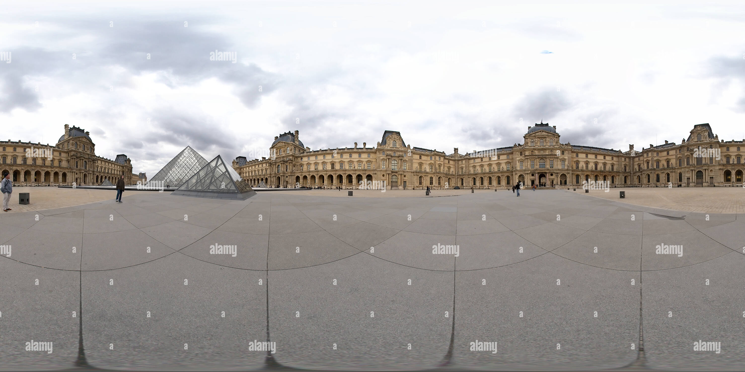 360° view of Musee du Louvre - Cour Napoleon - Alamy
