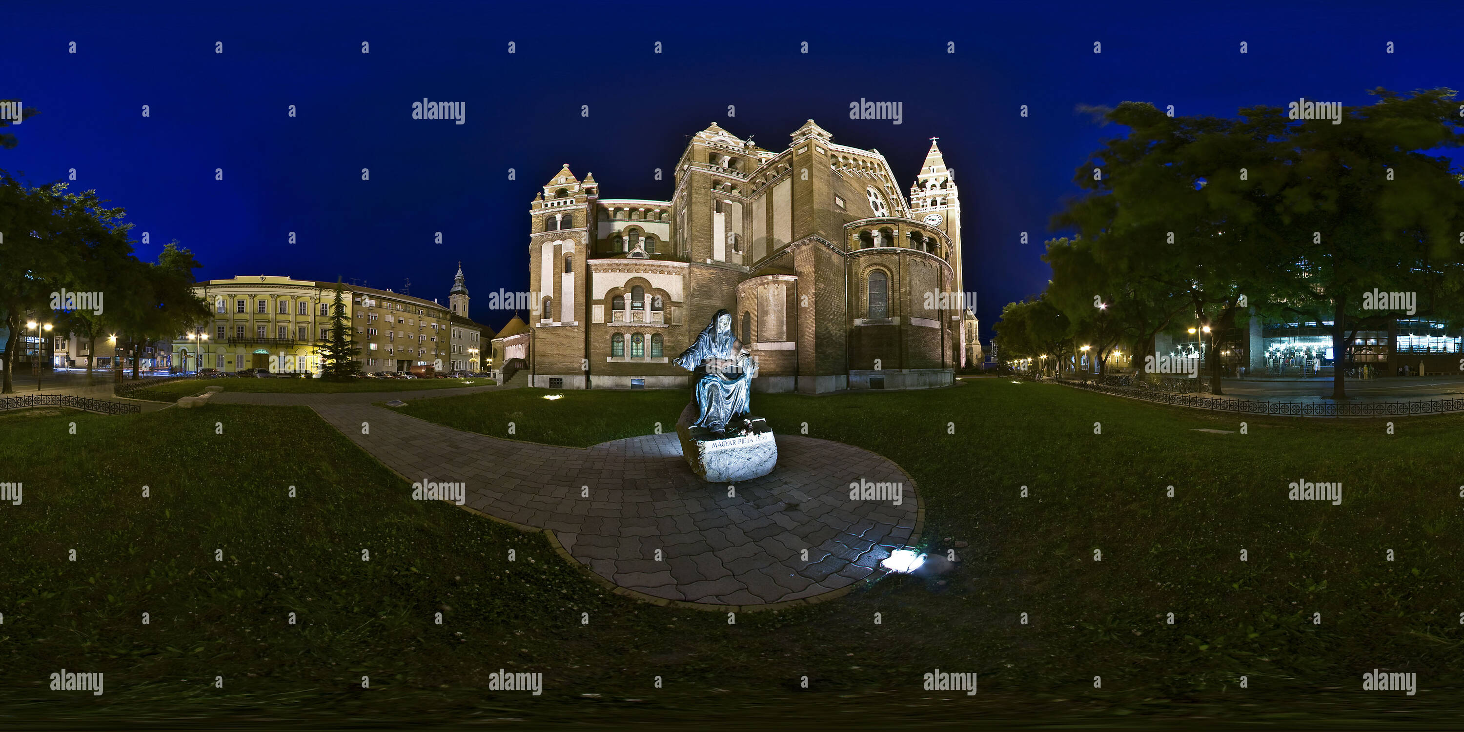 360° view of Dom Square Pieta by Night - Alamy
