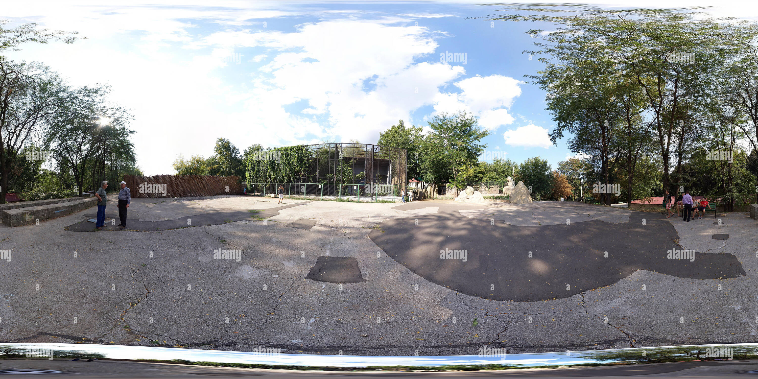 360° view of zoo ( kishinev moldova ) birds 2009 09 16 - Alamy