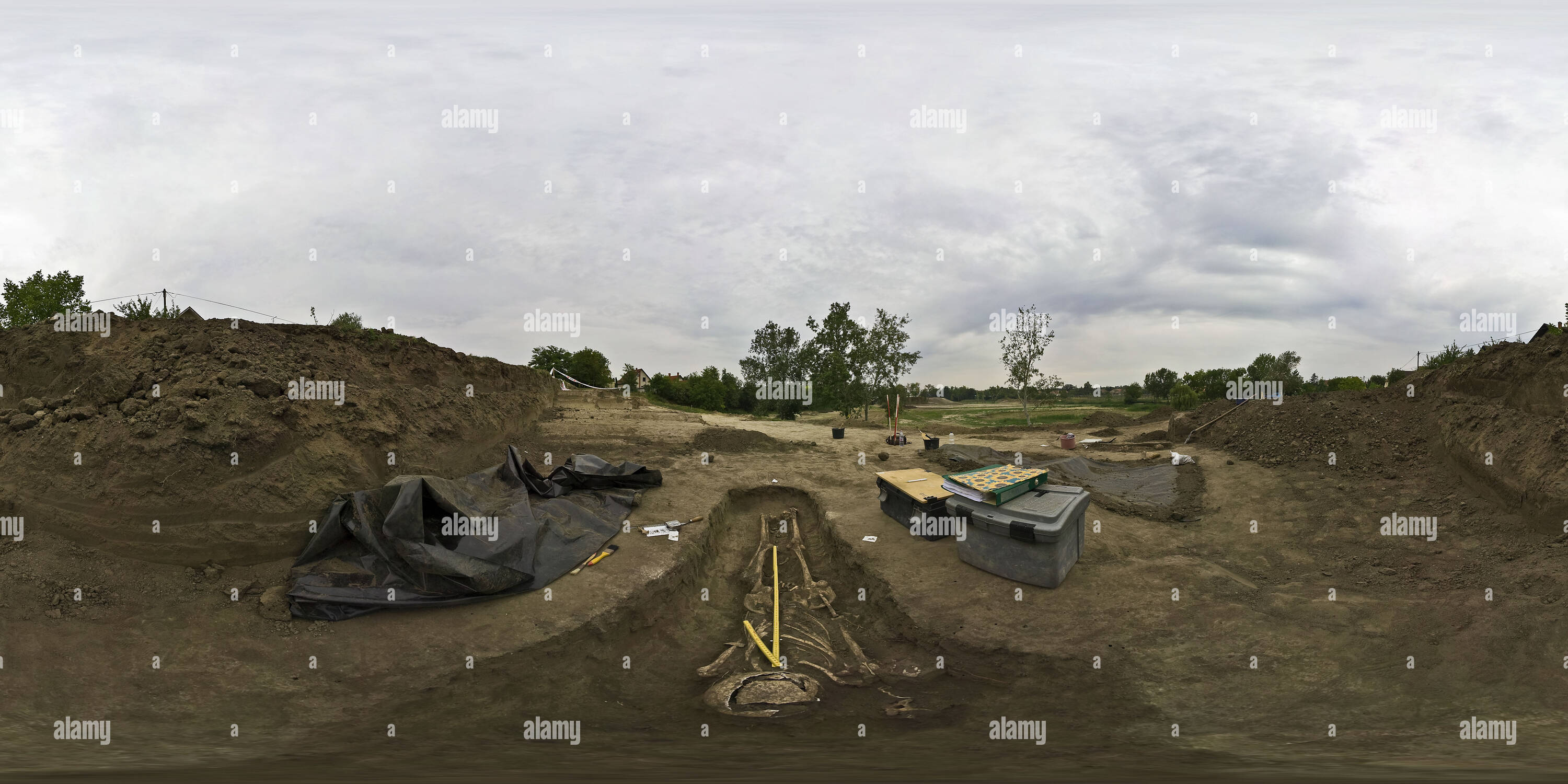 360° view of Avar age graves and skeletons - A young man's skeleton - Alamy