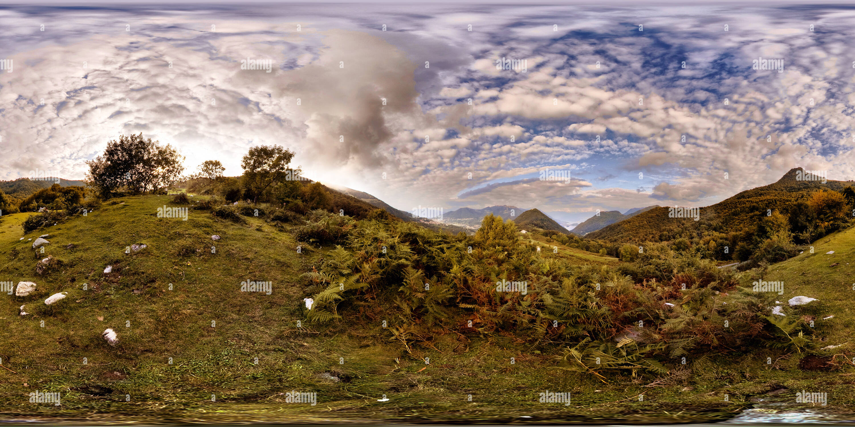 360° view of Panorama sul Lago di Como da Pian delle Alpi - Alamy