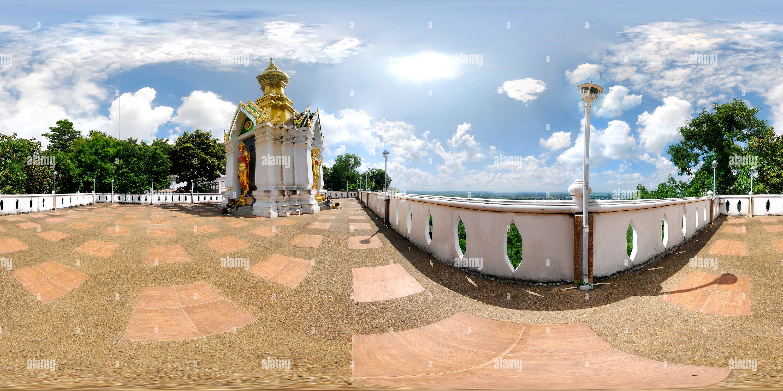 360° view of Phra Mahathat Chedi Si Bowon Chinarat - Alamy
