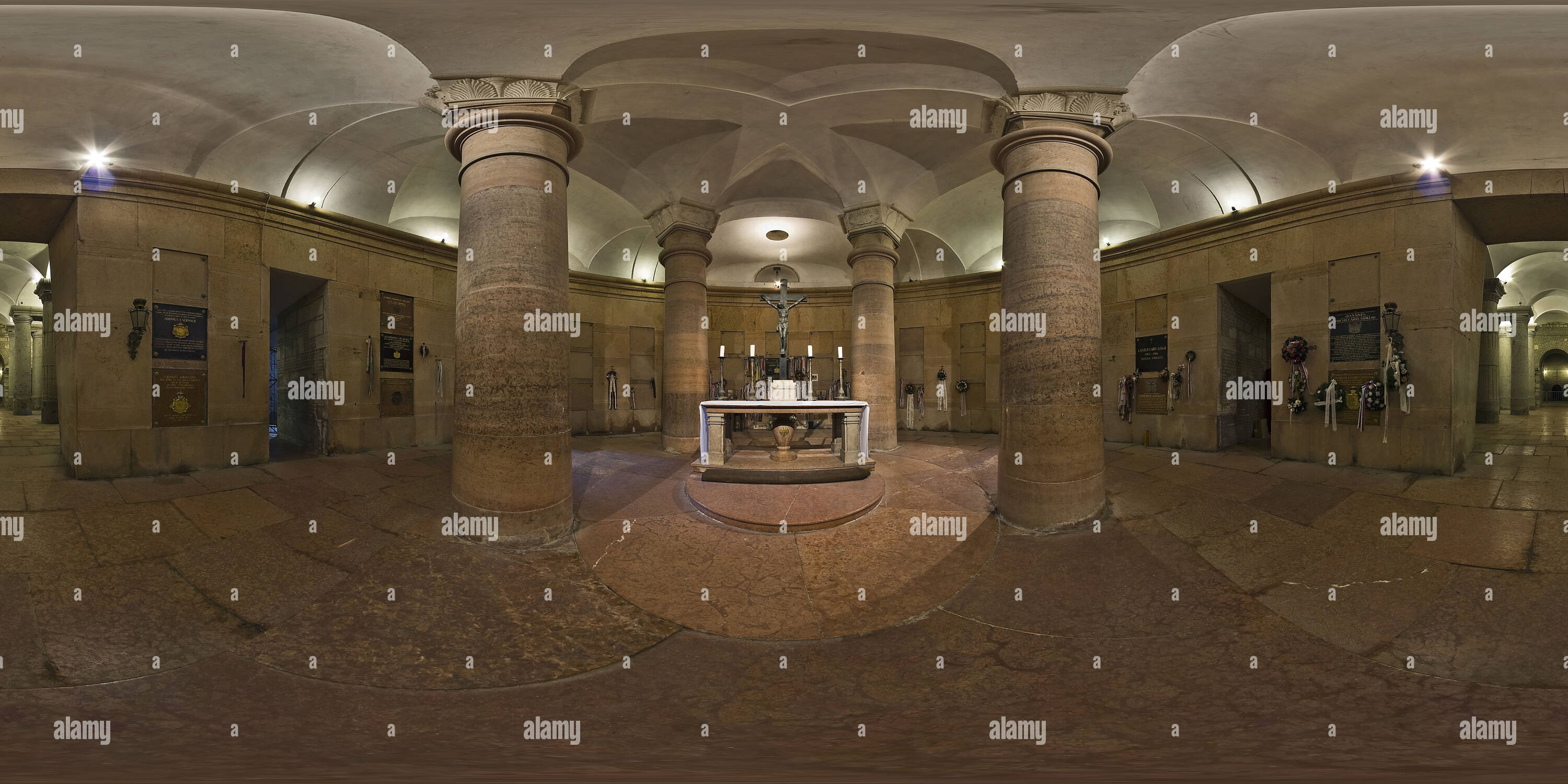 360° view of Basilica - Esztergom - crypt central hall - Alamy
