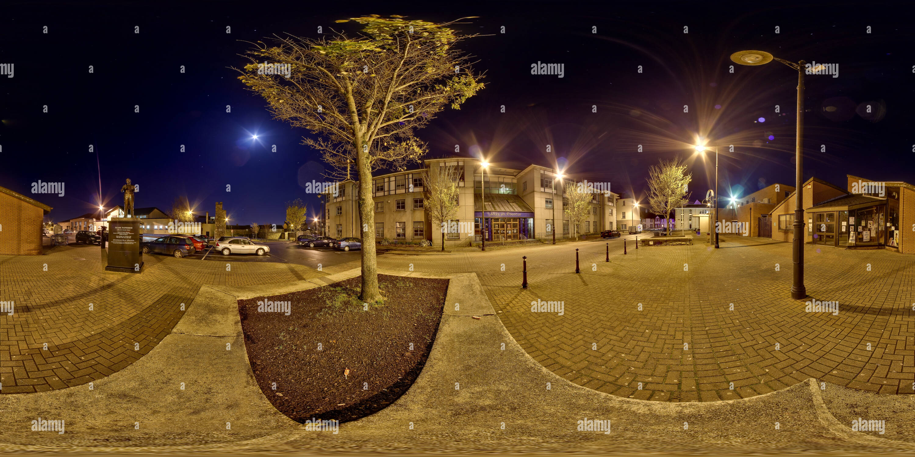 360° view of Clonmel Frank Patterson Statue - Alamy