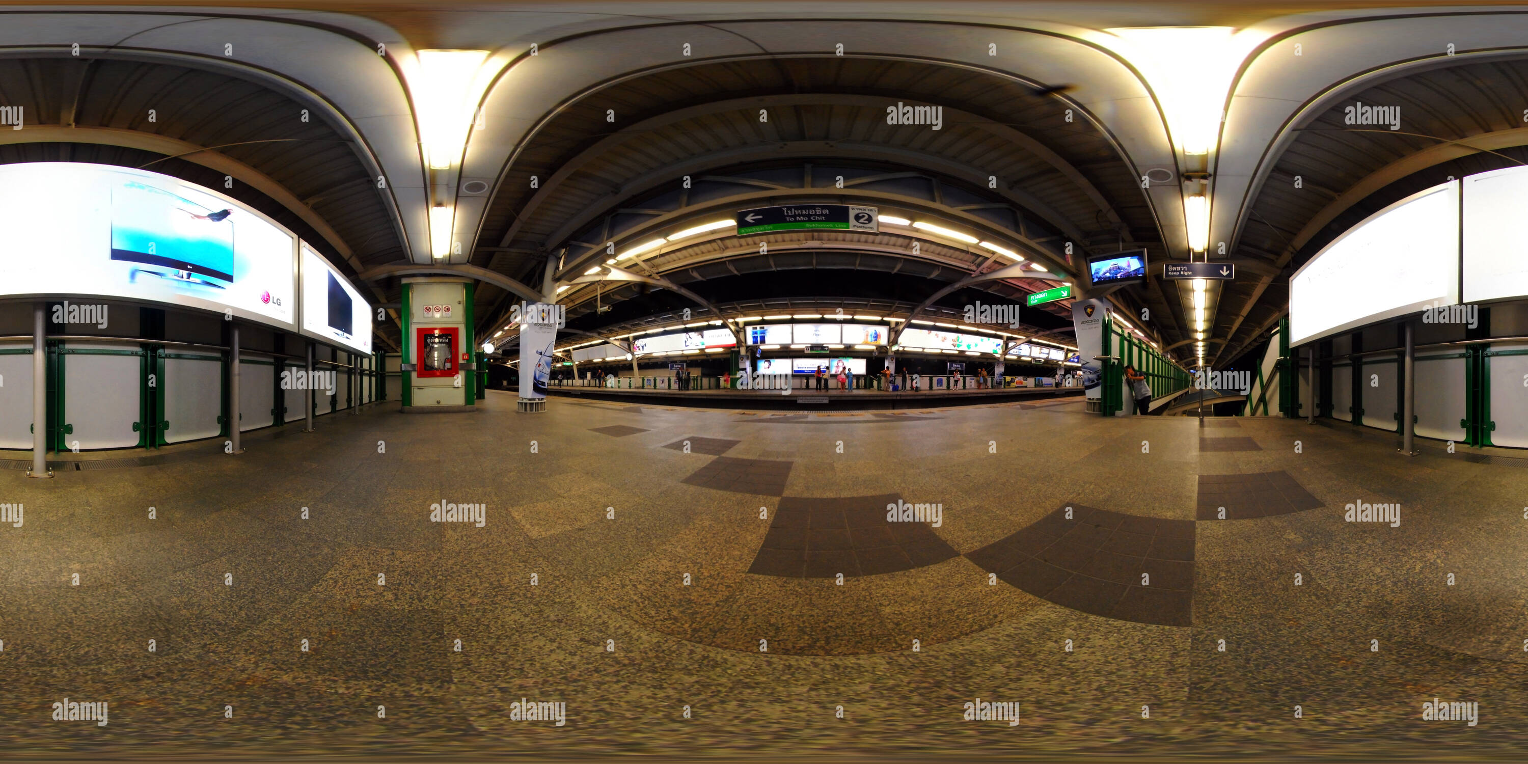 Chidlom station hi-res stock photography and images - Alamy