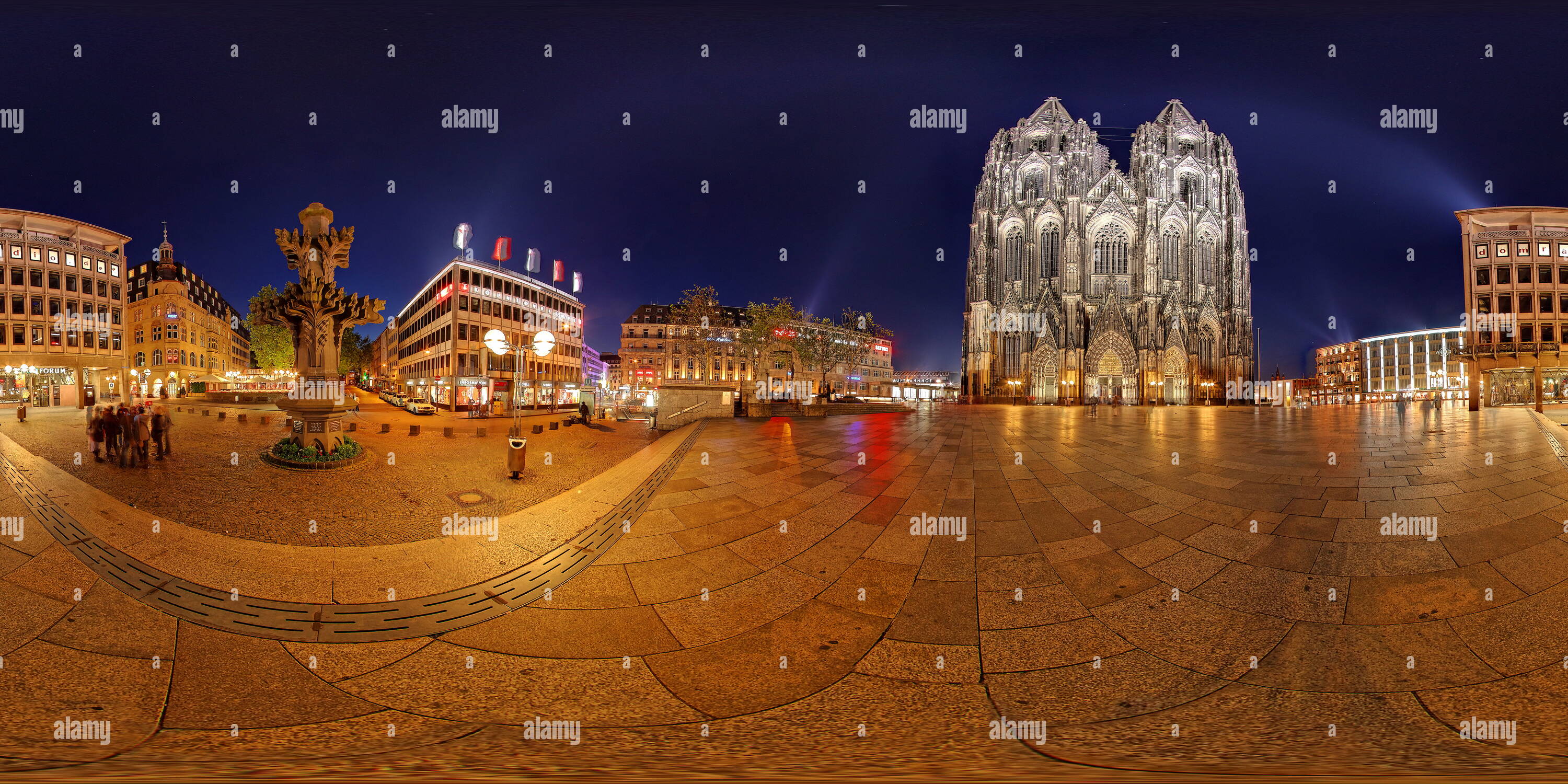 360° view of Cologne cathedral at night - Alamy
